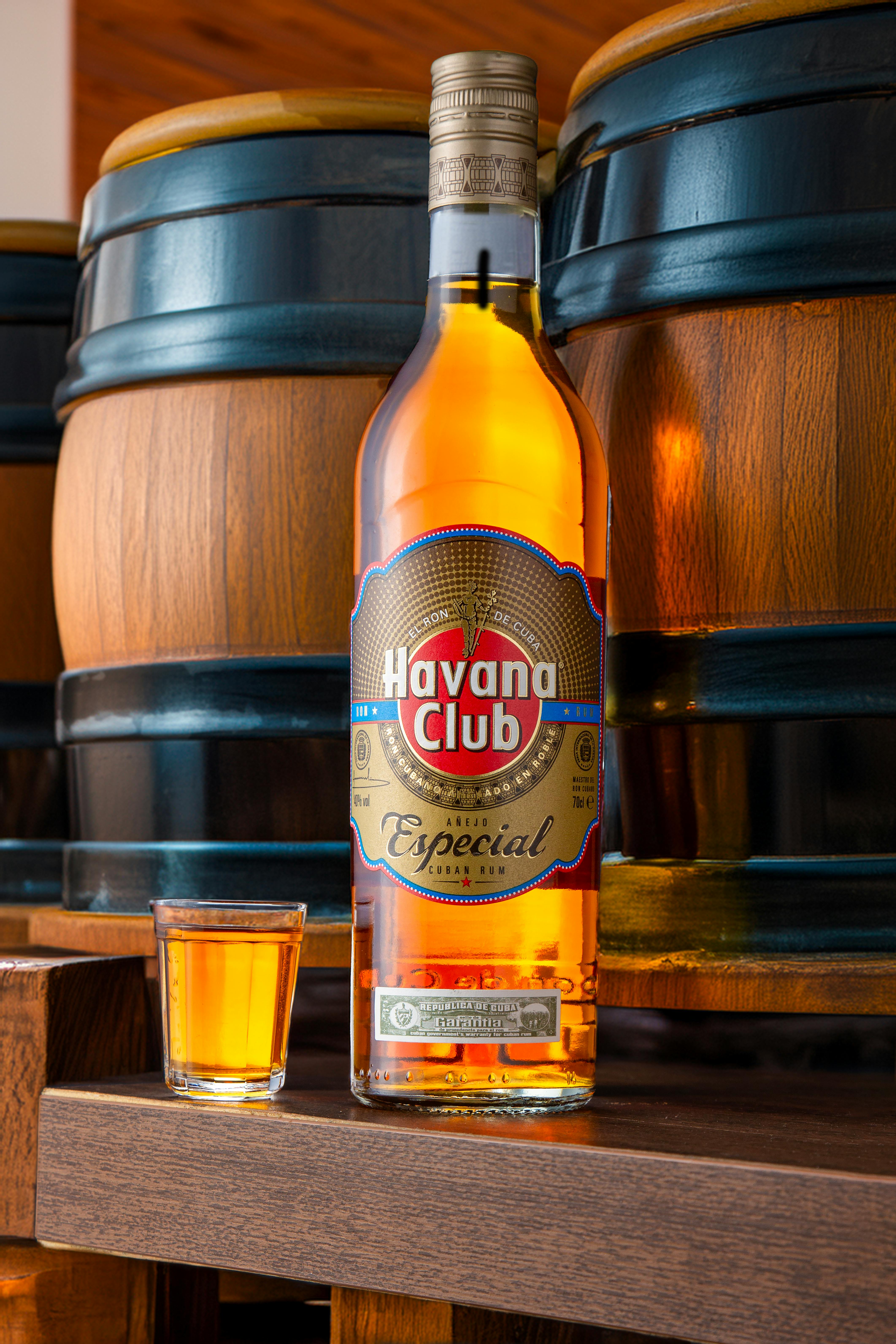 Bouteille De Rhum Havana Club Avec Fûts En Bois · Photo gratuite
