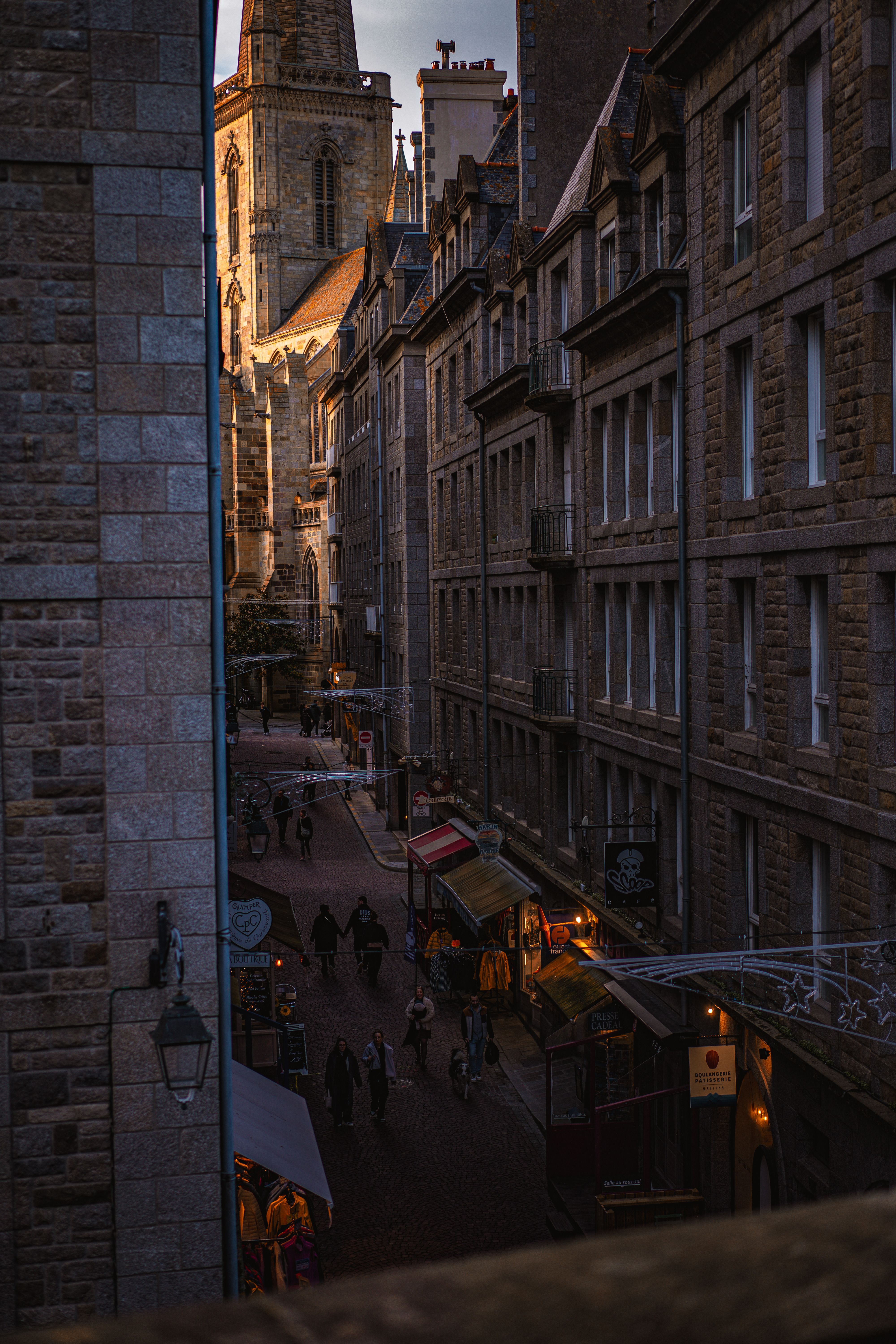 Charming Evening Street View in Historic City · Free Stock Photo