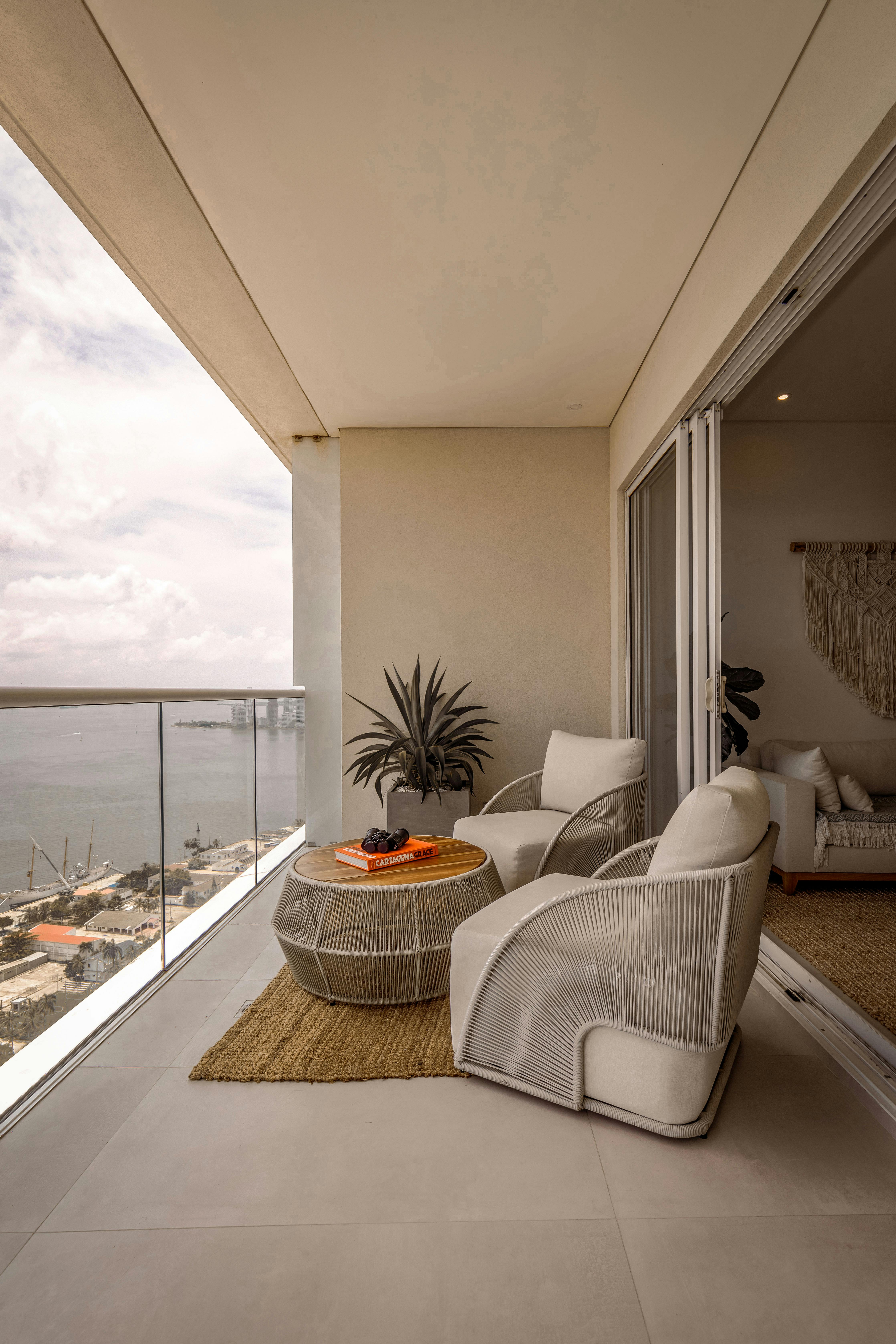 Balcón Moderno Con Vista Al Mar Y La Costa · Foto de stock gratuita