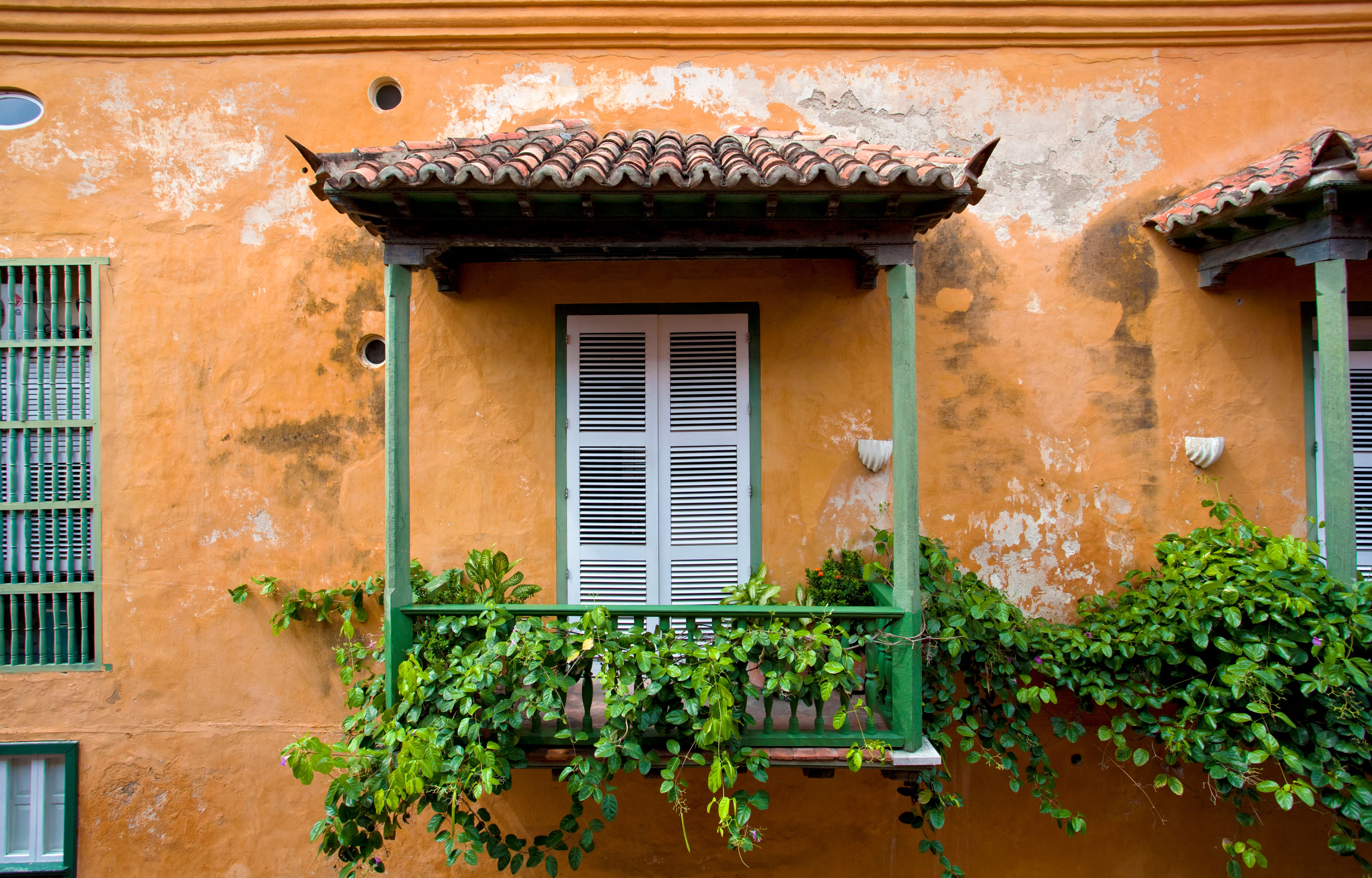 Charming Colonial Balcony with Lush Vines · Free Stock Photo