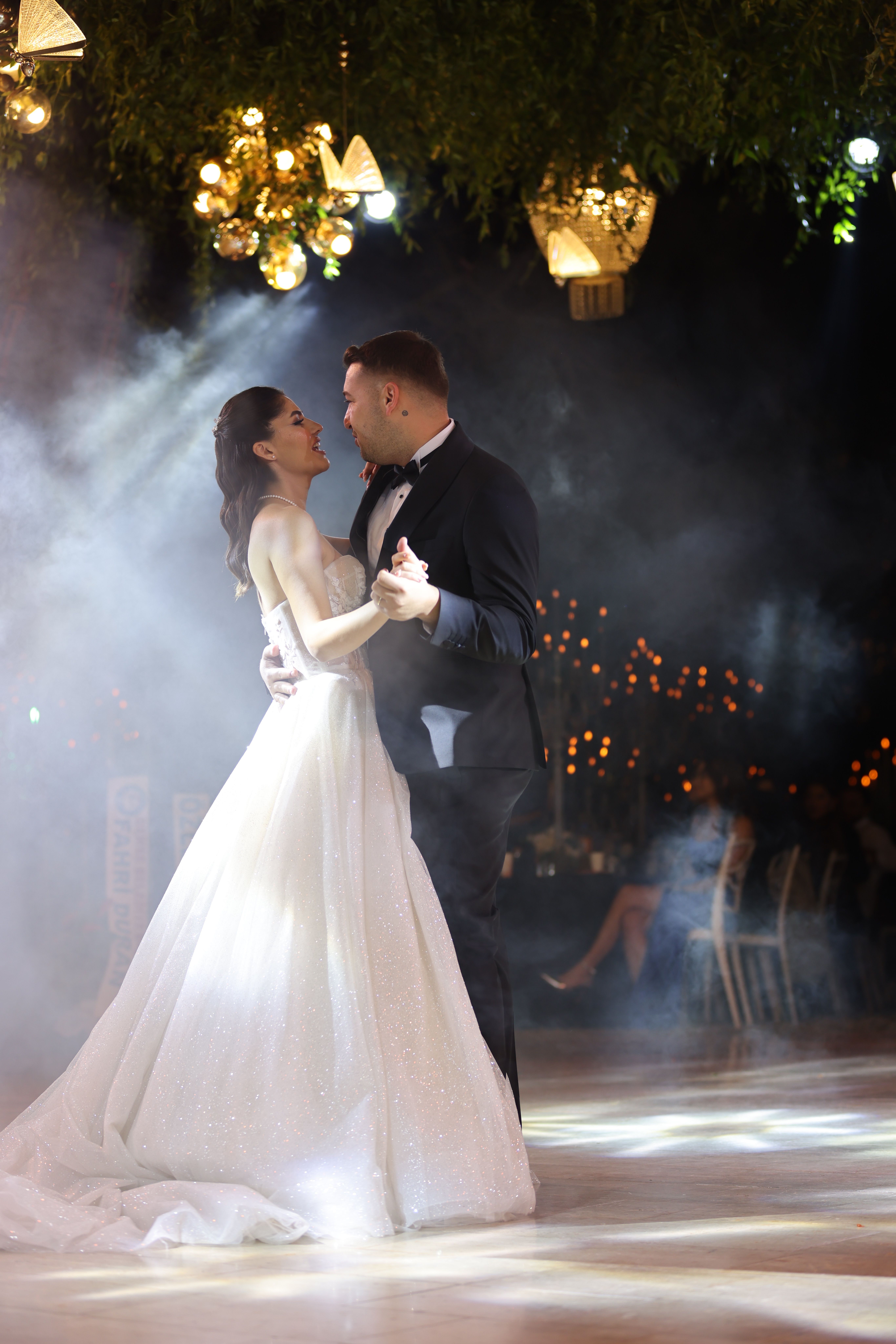 La Première Danse D'un Couple élégant à La Réception De Mariage · Photo ...