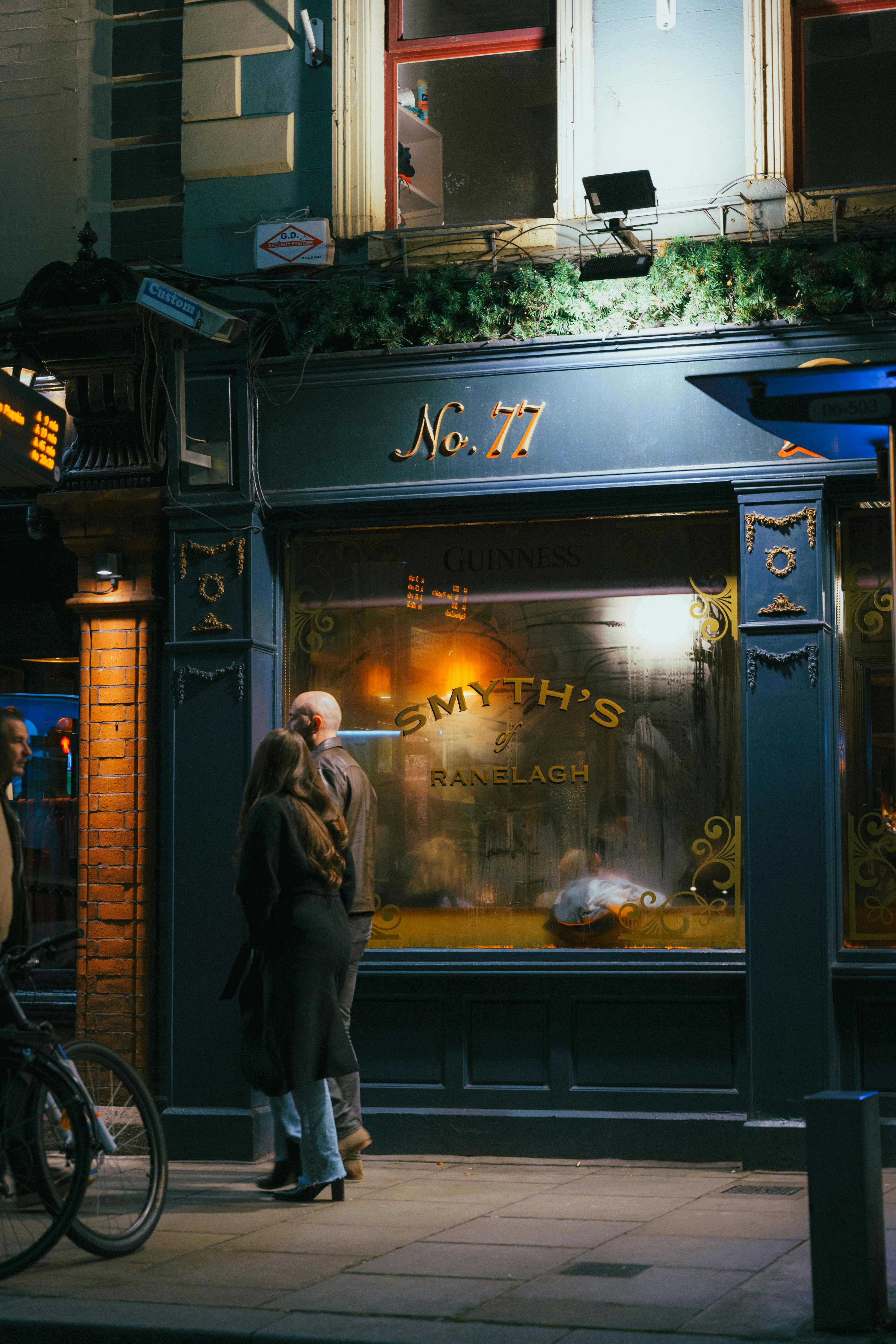 Cozy Evening Outside Dublin Pub No. 77 · Free Stock Photo