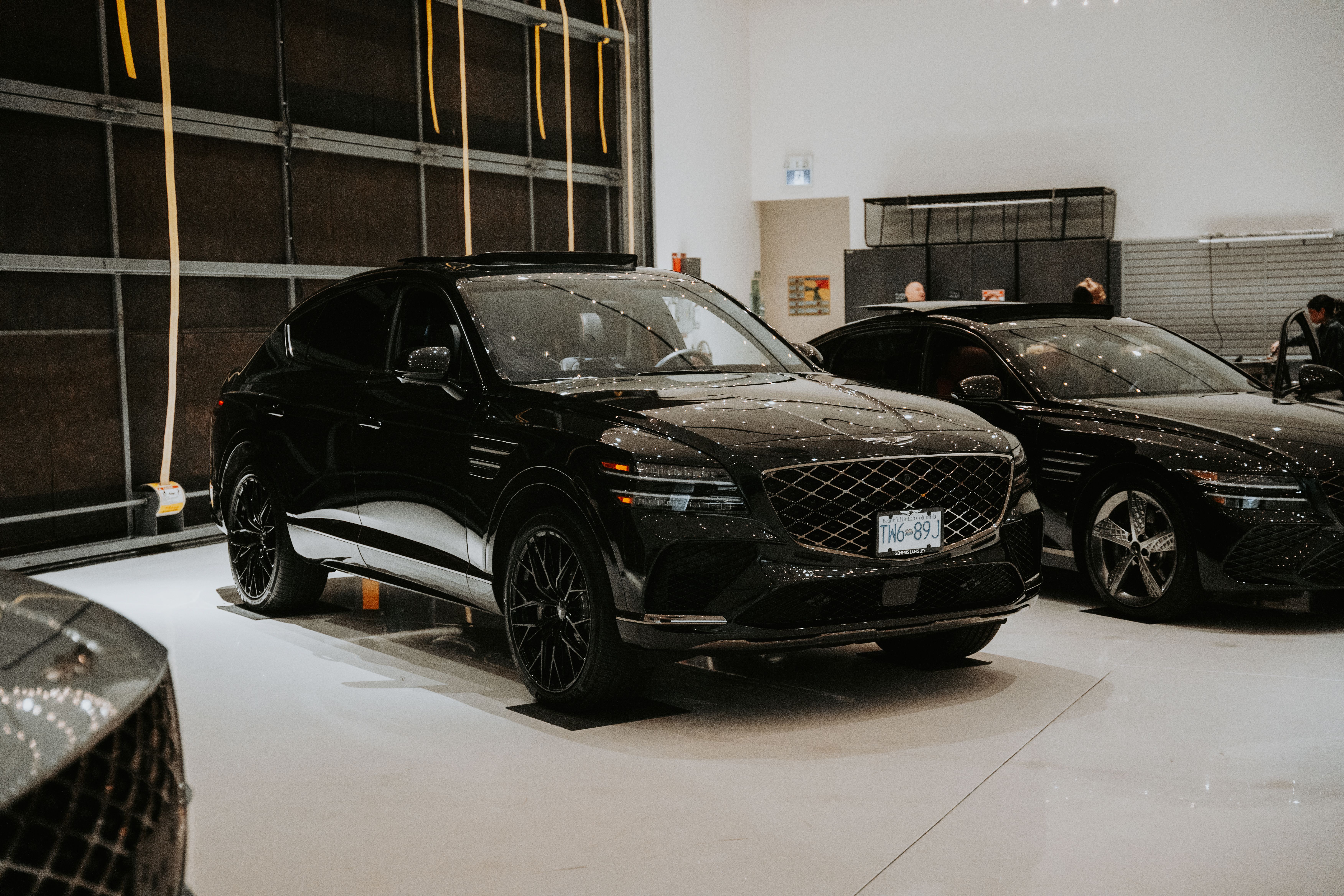 Elegant Black SUVs Showcased in Modern Showroom · Free Stock Photo