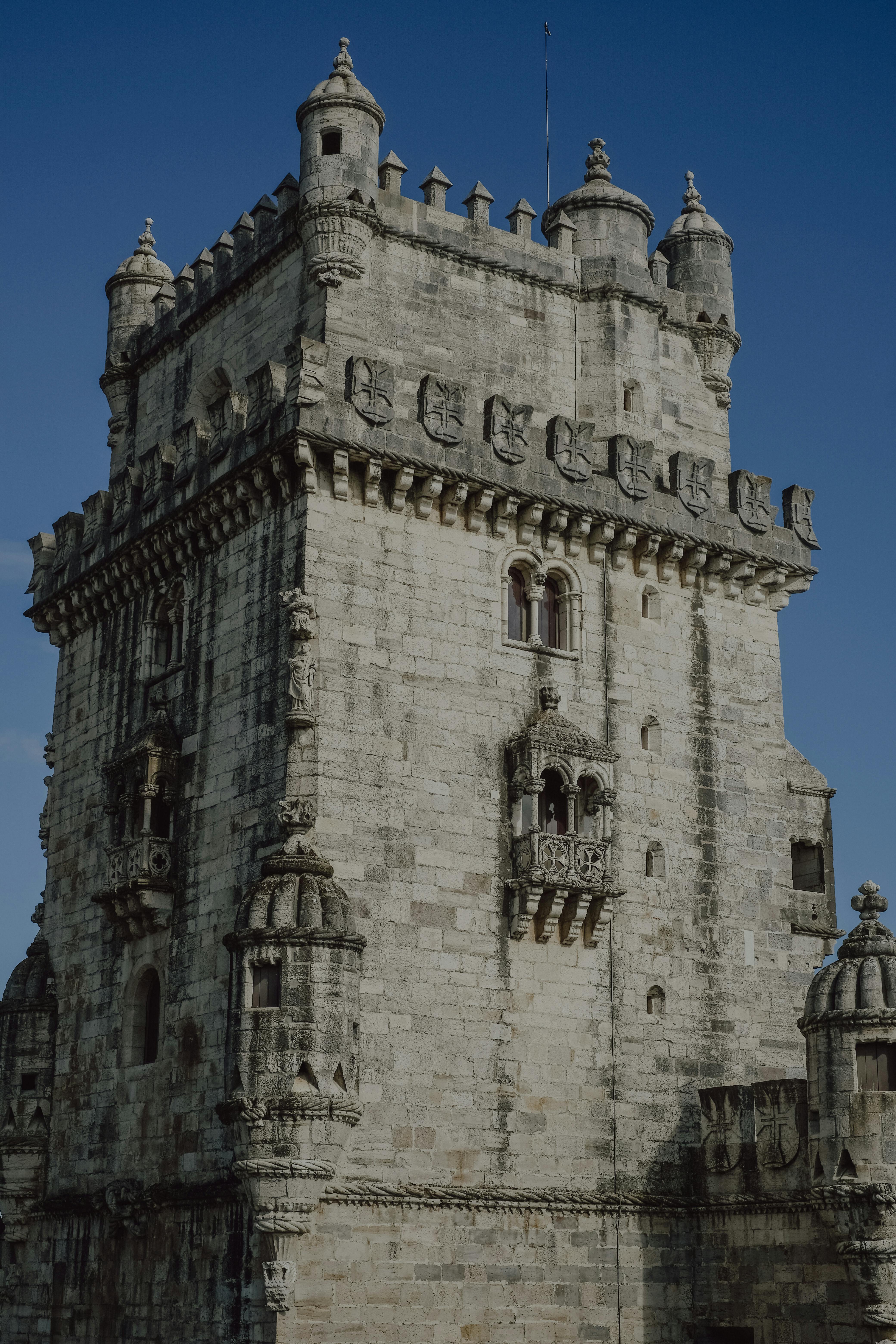La Histórica Torre De Belém Contra El Cielo Azul De Lisboa · Foto de ...