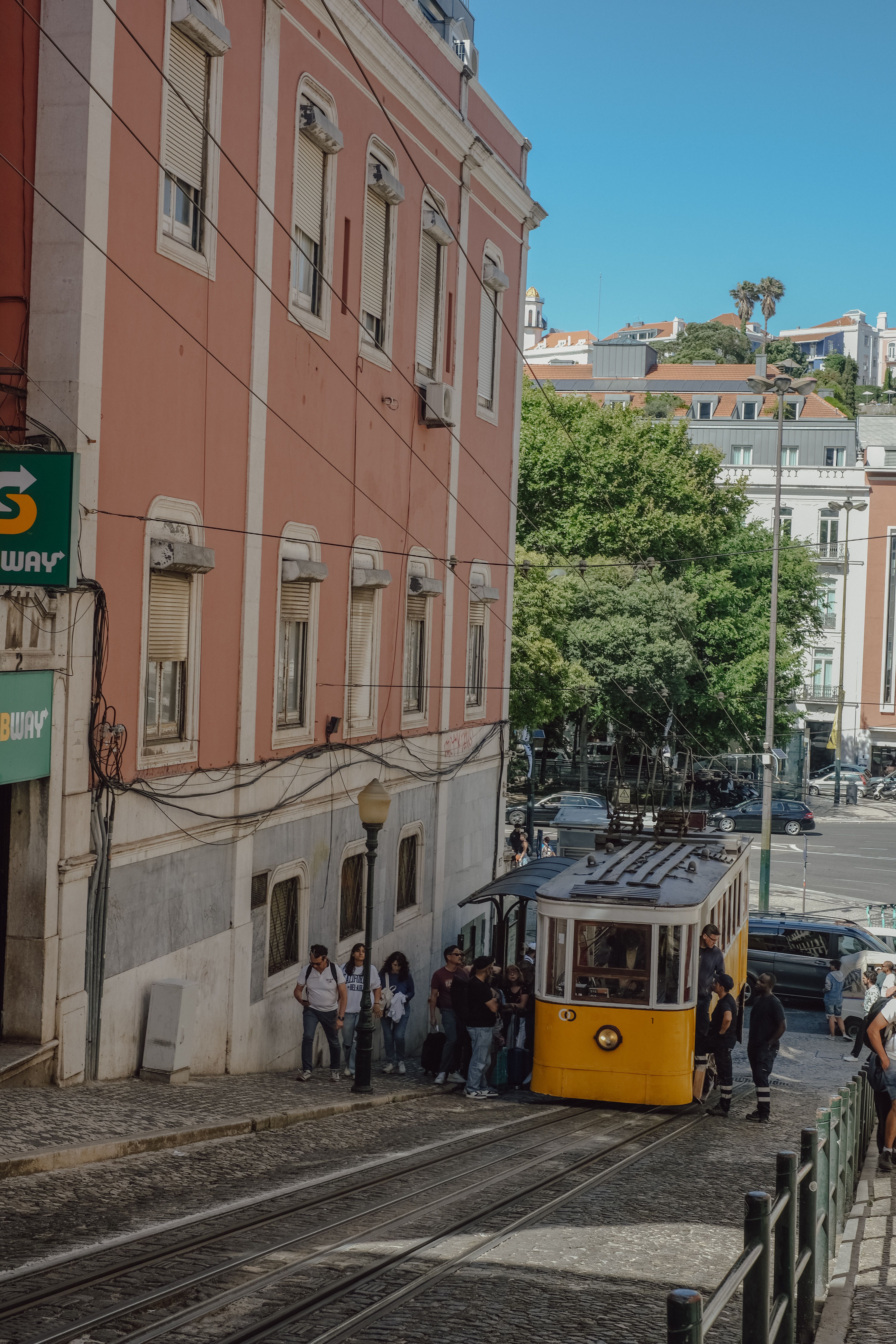 Histórico Bonde Amarelo Nas Ruas Icônicas De Lisboa · Foto profissional ...