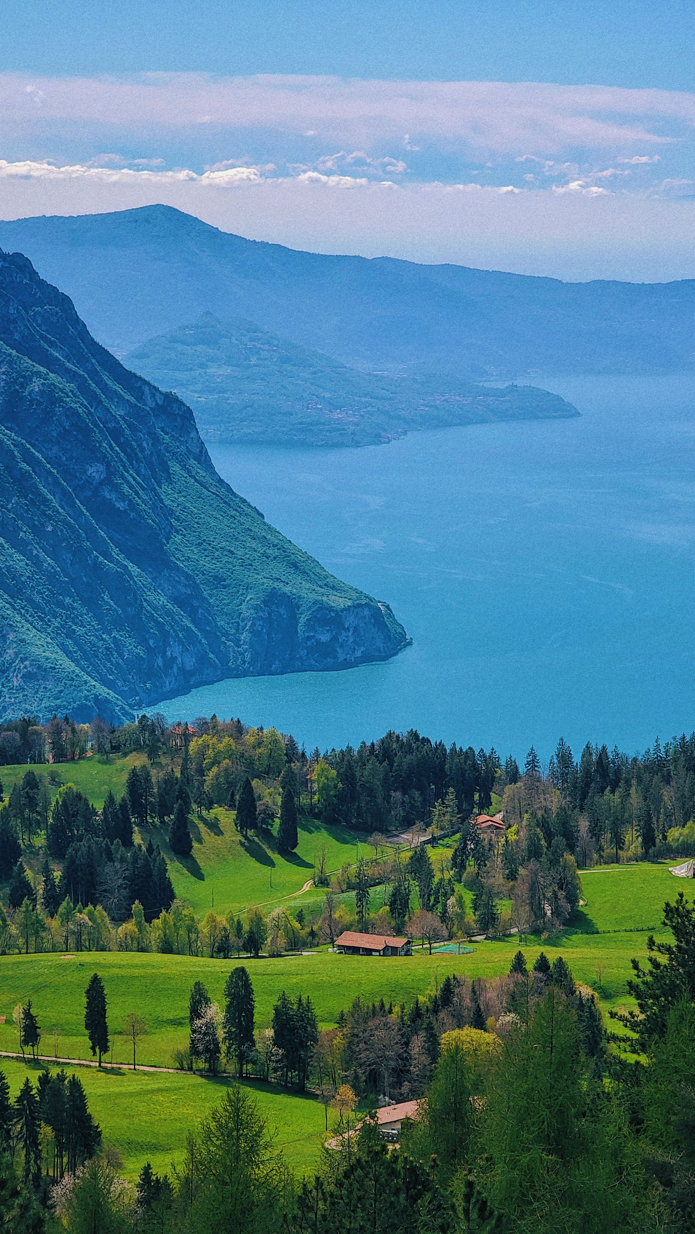 Vista Panorámica Del Lago Y Las Montañas De Bérgamo, Italia · Foto de ...