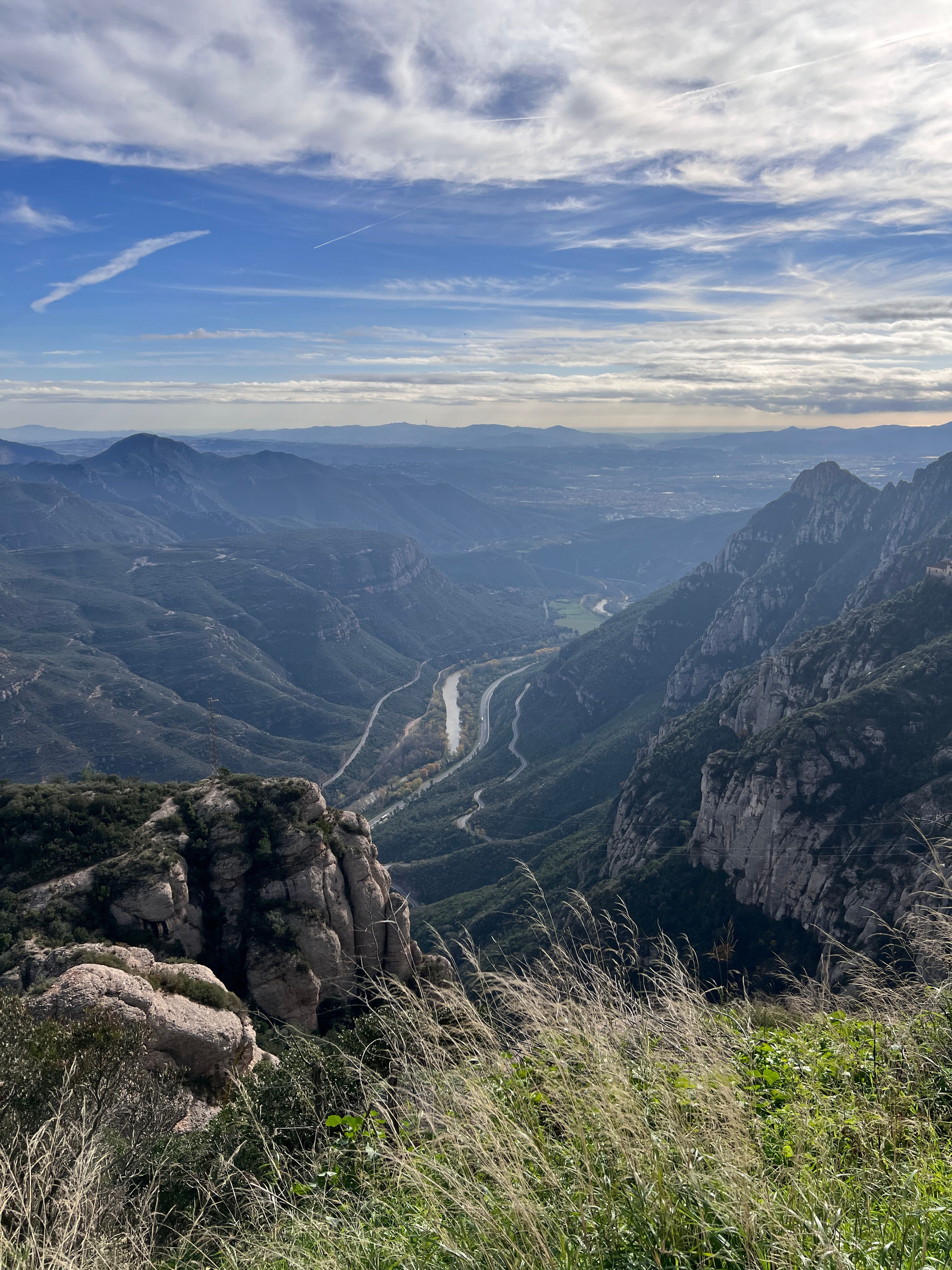 Impresionante Vista Del Valle De Montaña Con Curva Del Río · Foto de ...