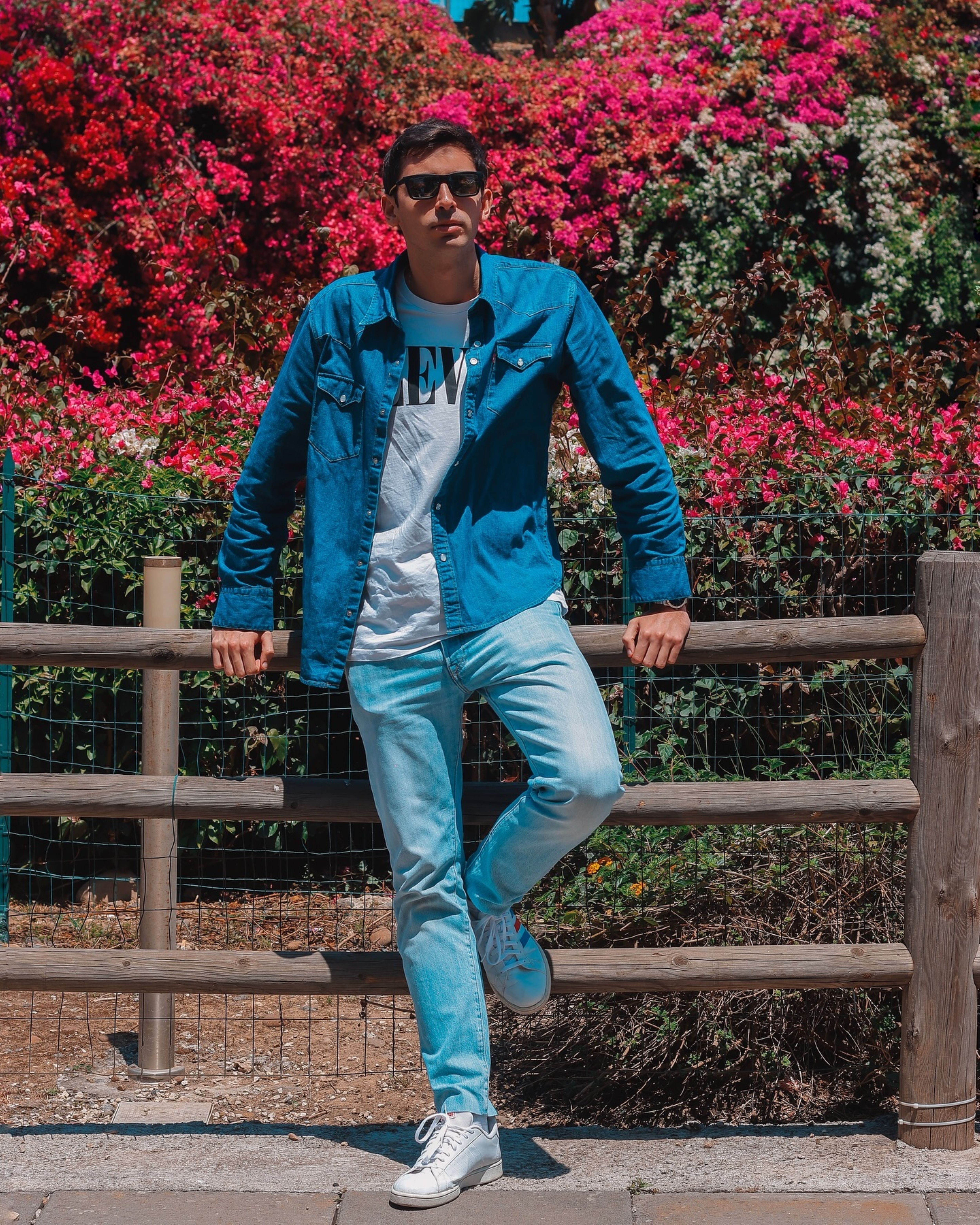 Joven A La Moda En Vaqueros Y Gafas De Sol Al Aire Libre · Foto de ...