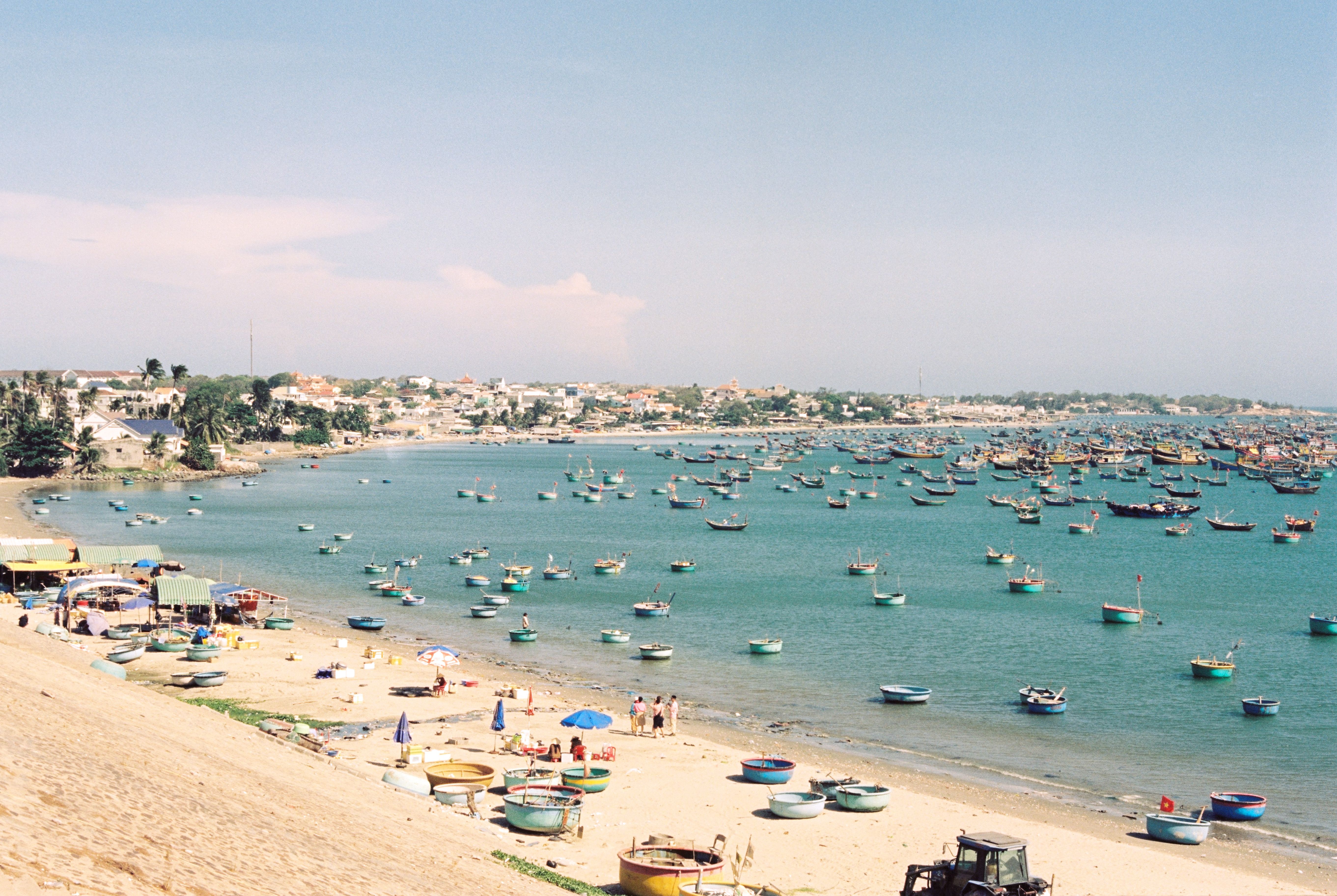 Sunny Beachfront with Boats in Vietnam · Free Stock Photo