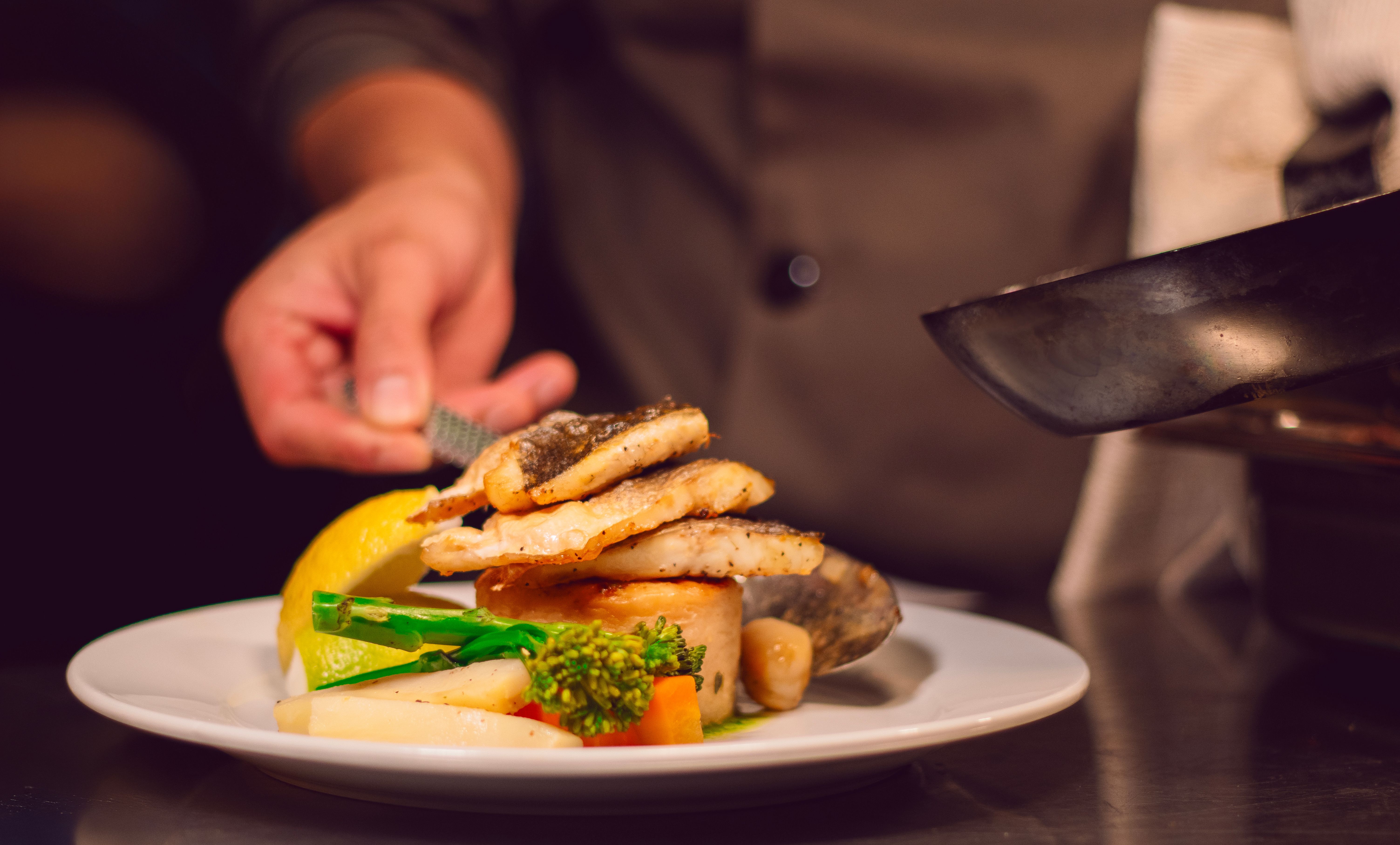 Delicioso Plato De Pescado Servido En Un Restaurante · Foto de stock ...