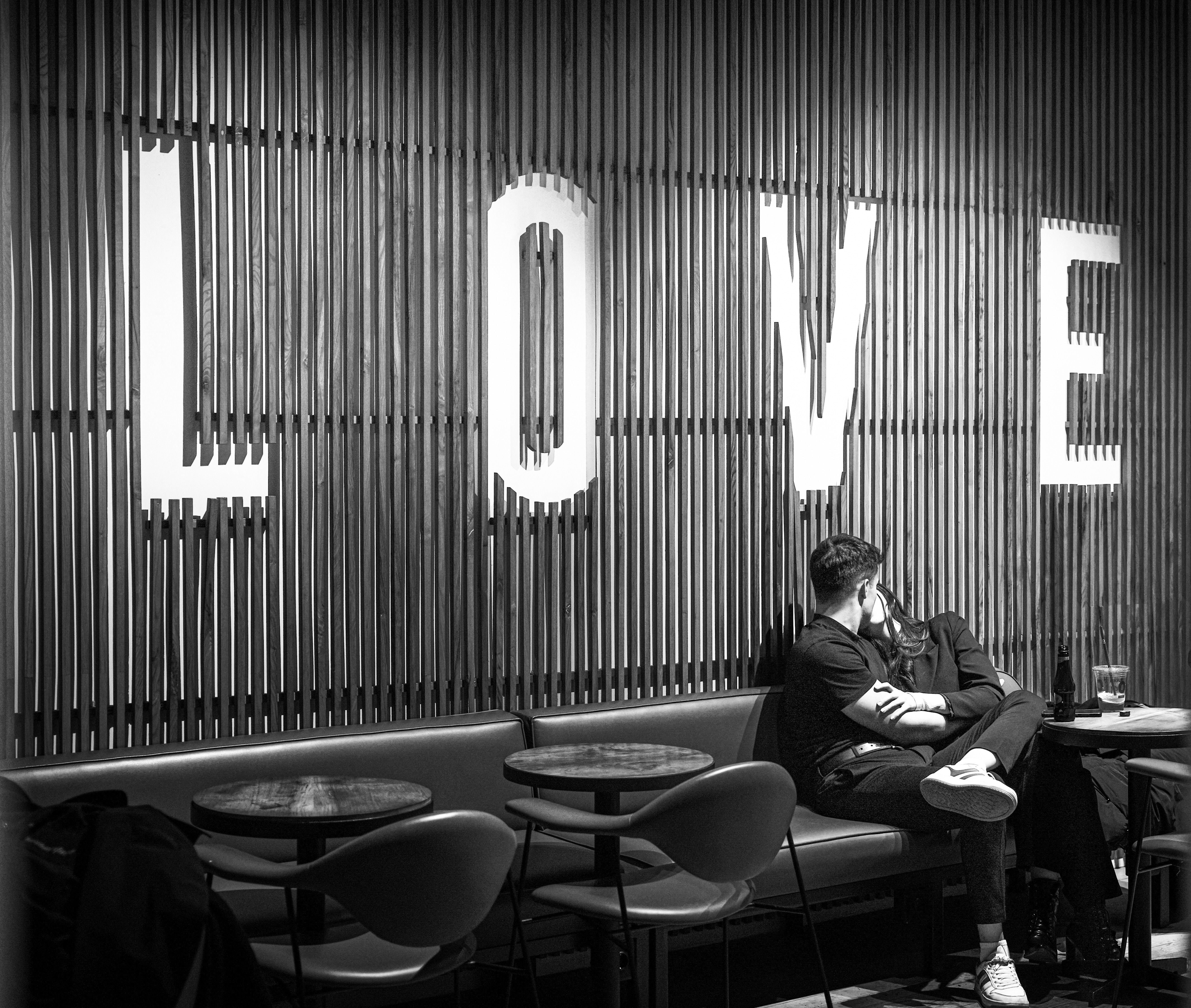 Pareja Romántica Besándose En Un Café De Estambul · Foto de stock gratuita