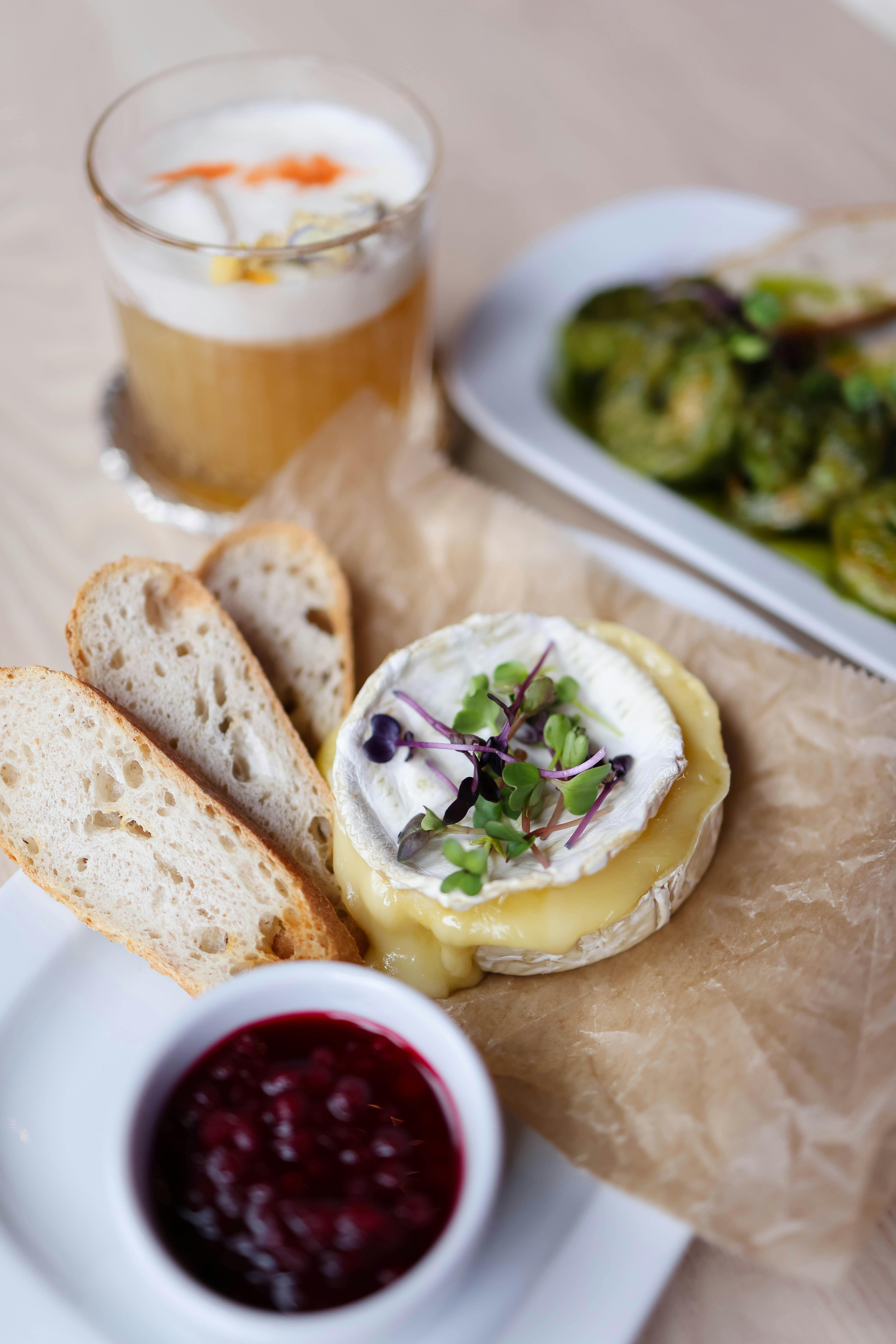 Tábua De Queijos Gourmet Com Pão Artesanal · Foto profissional gratuita
