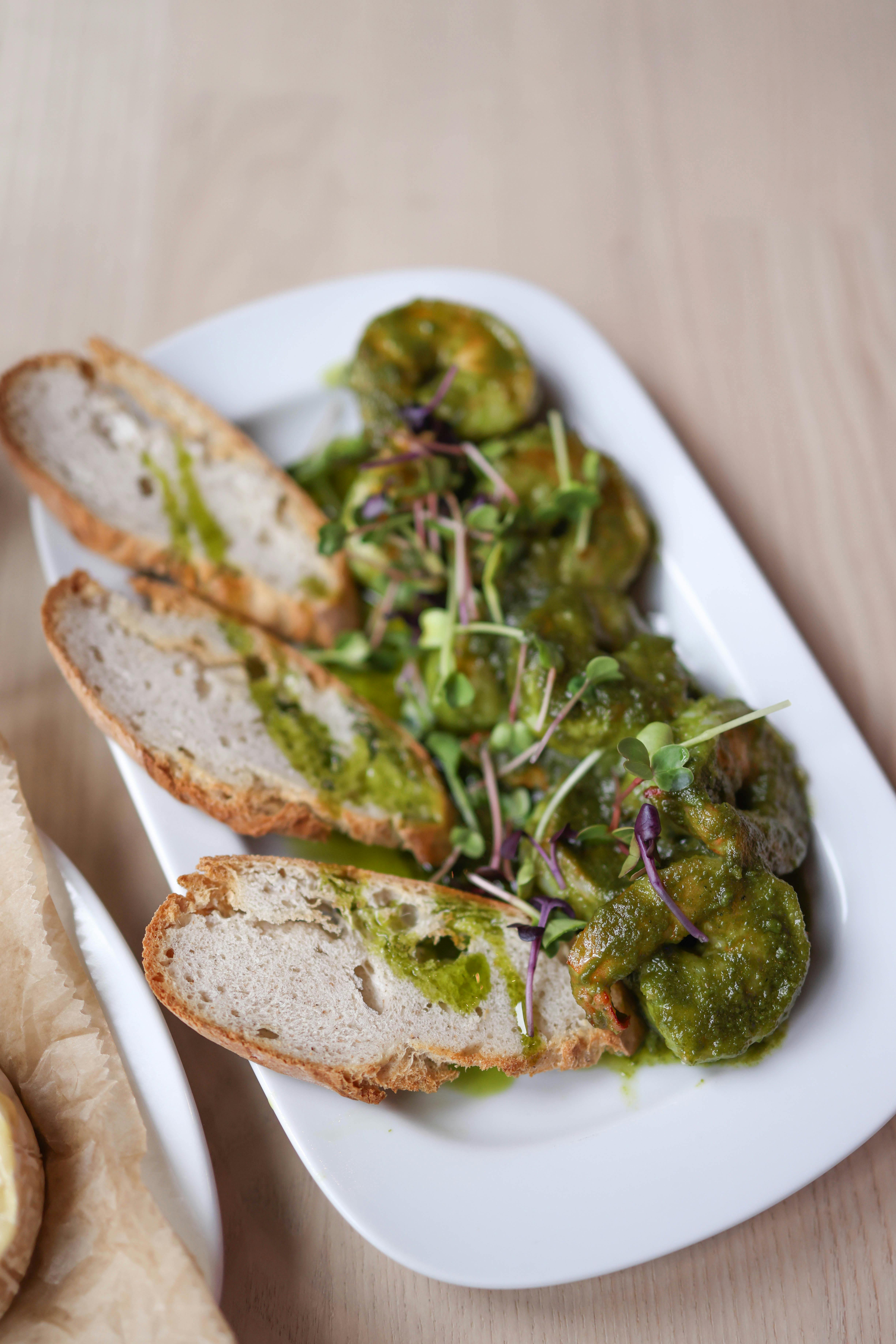 Tostada Gourmet Con Pesto Verde Y Microvegetales · Foto de stock gratuita