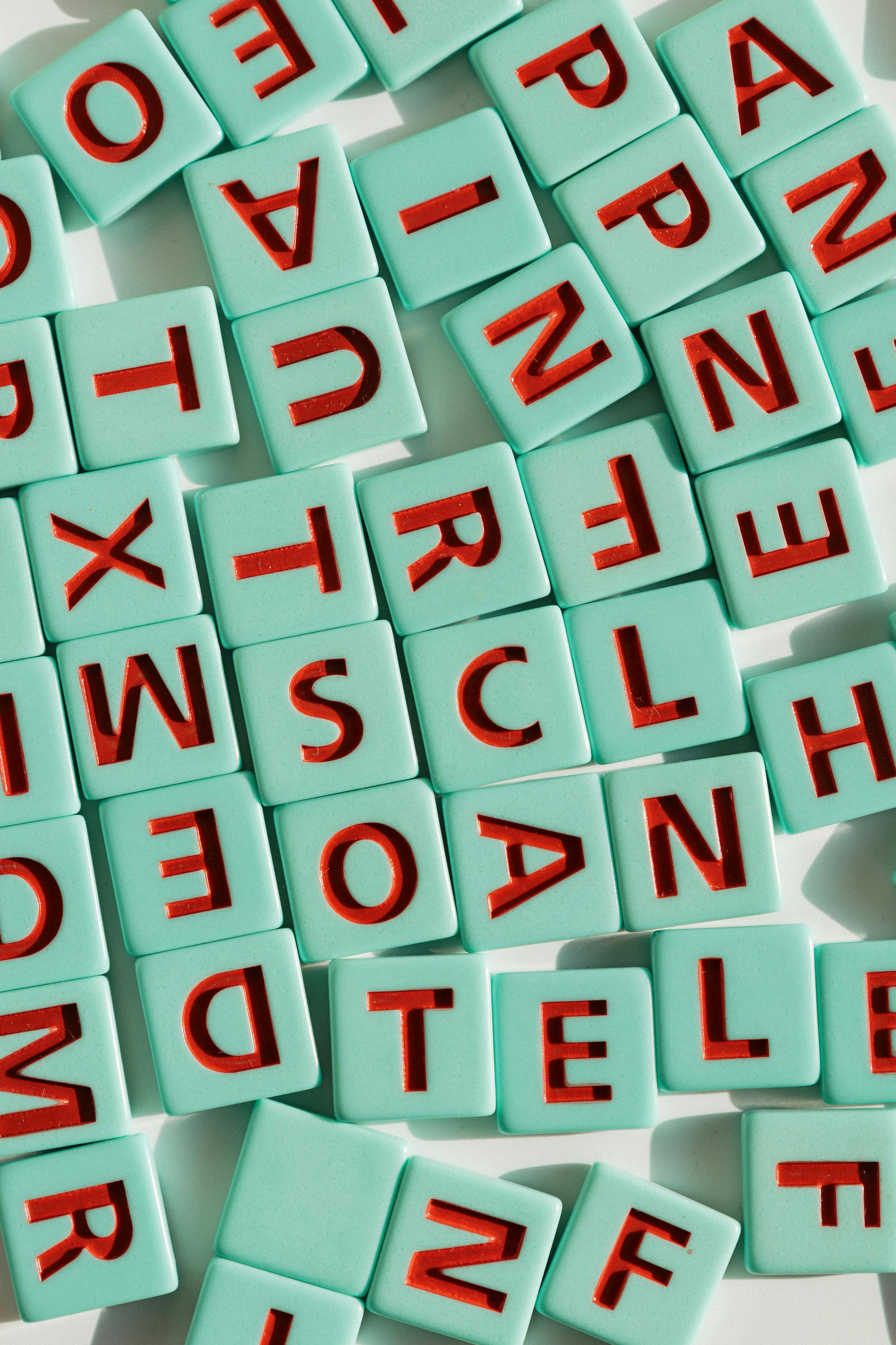 Bunte Scrabble Steine Anordnung Im Licht · Kostenloses Stock-Foto