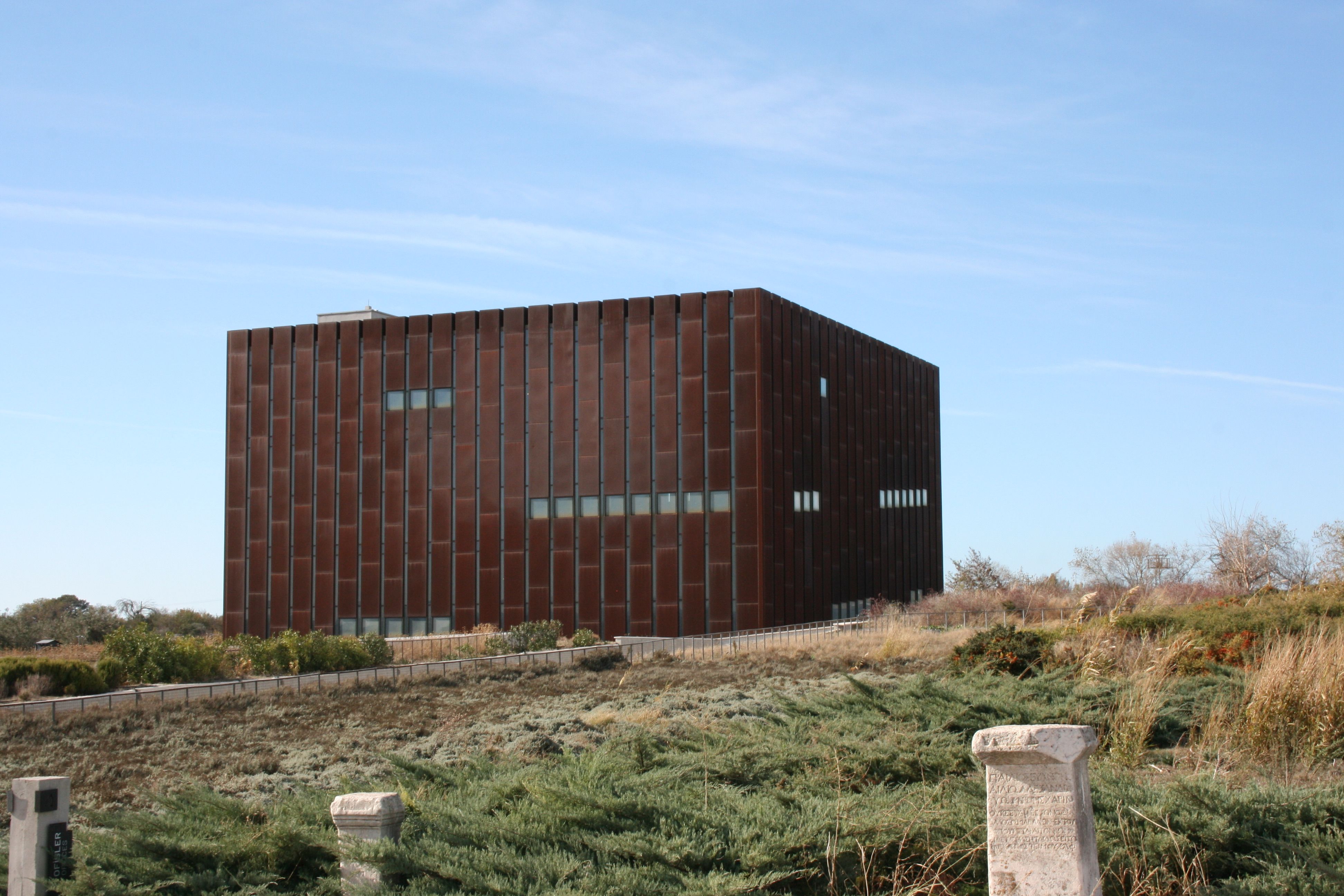Modern Brown Building in Natural Setting · Free Stock Photo