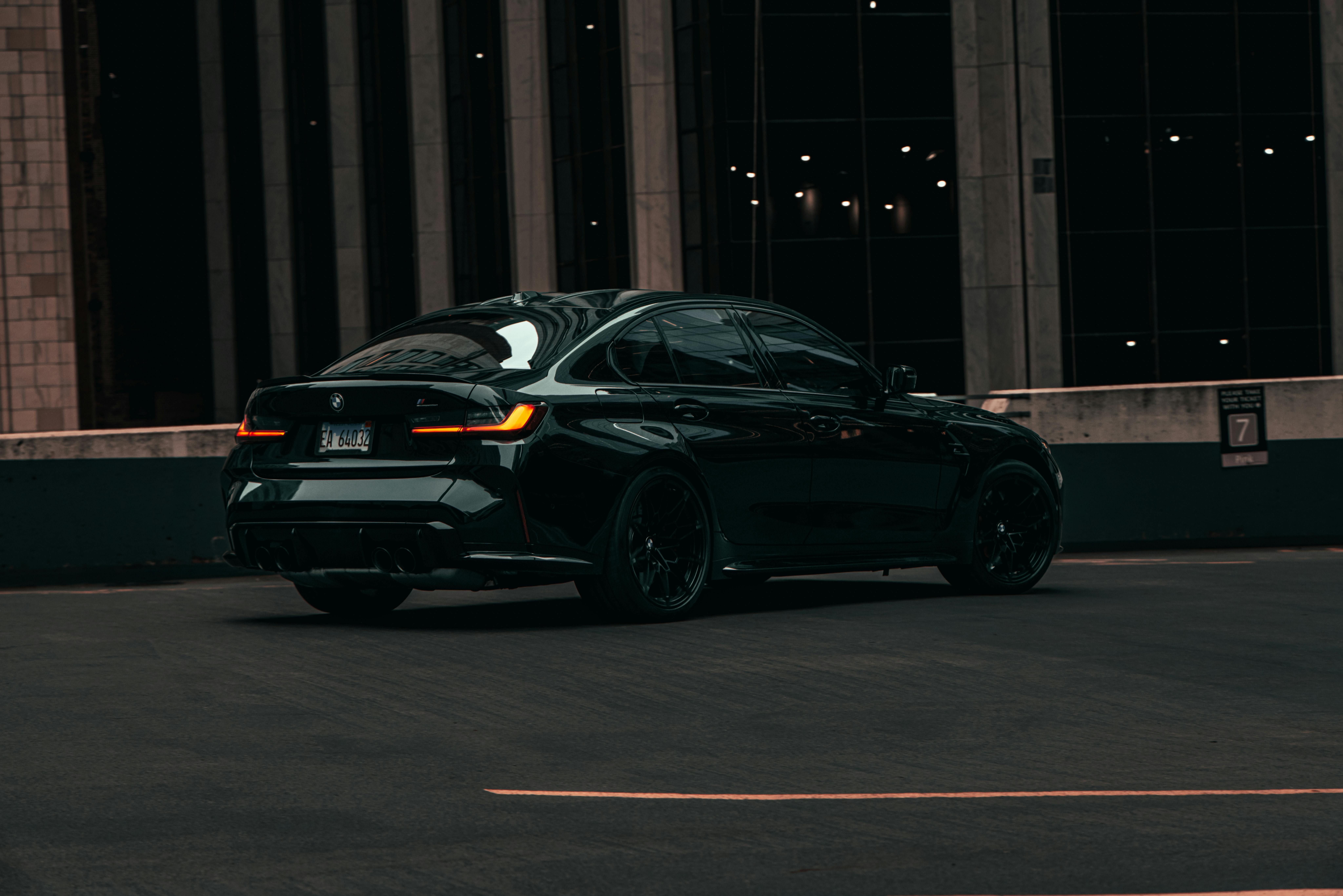 Un Elegante Automóvil Negro En Un Entorno Urbano De Chicago · Foto de ...