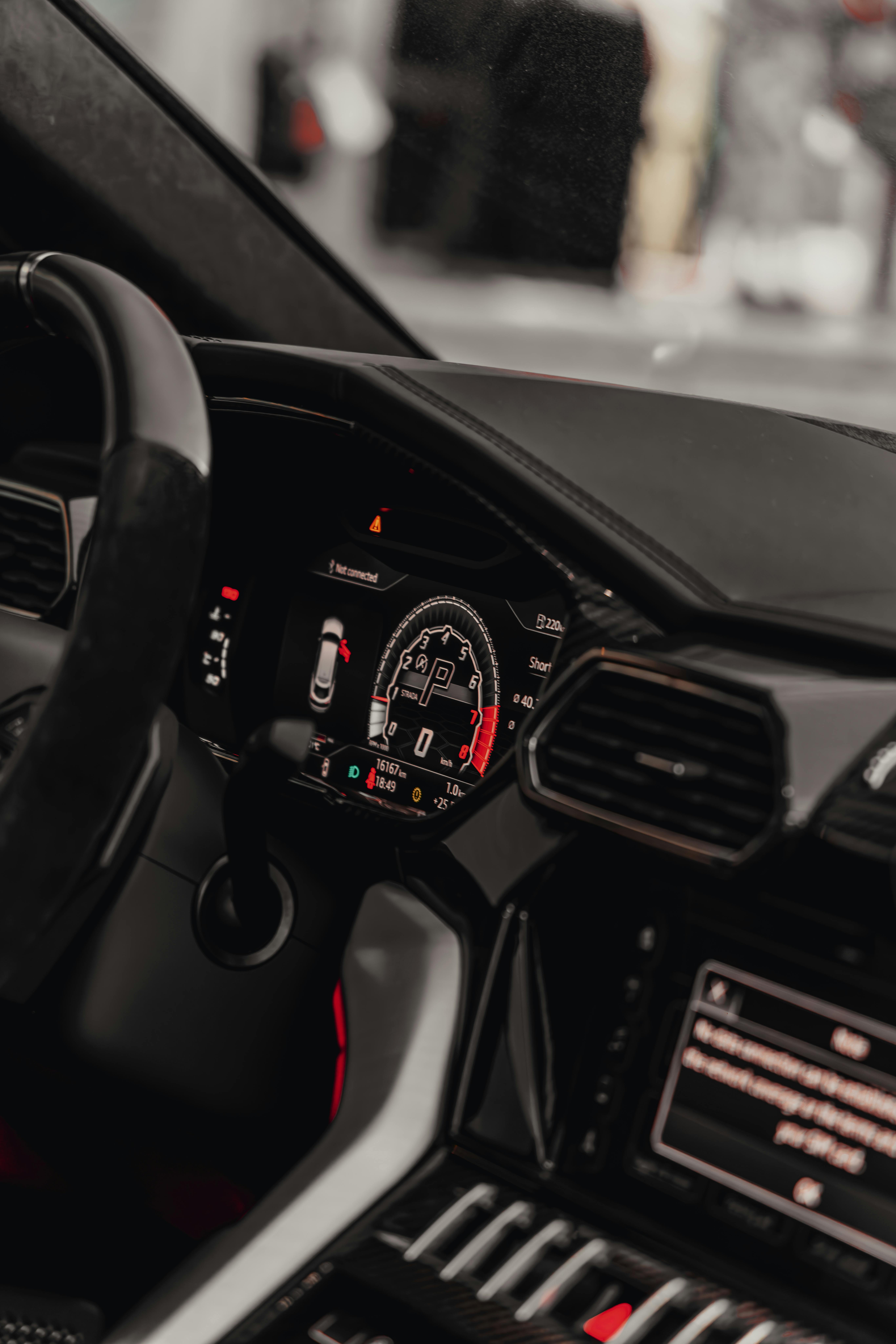 Interior Mobil Mewah Dengan Dashboard Modern · Foto Stok Gratis