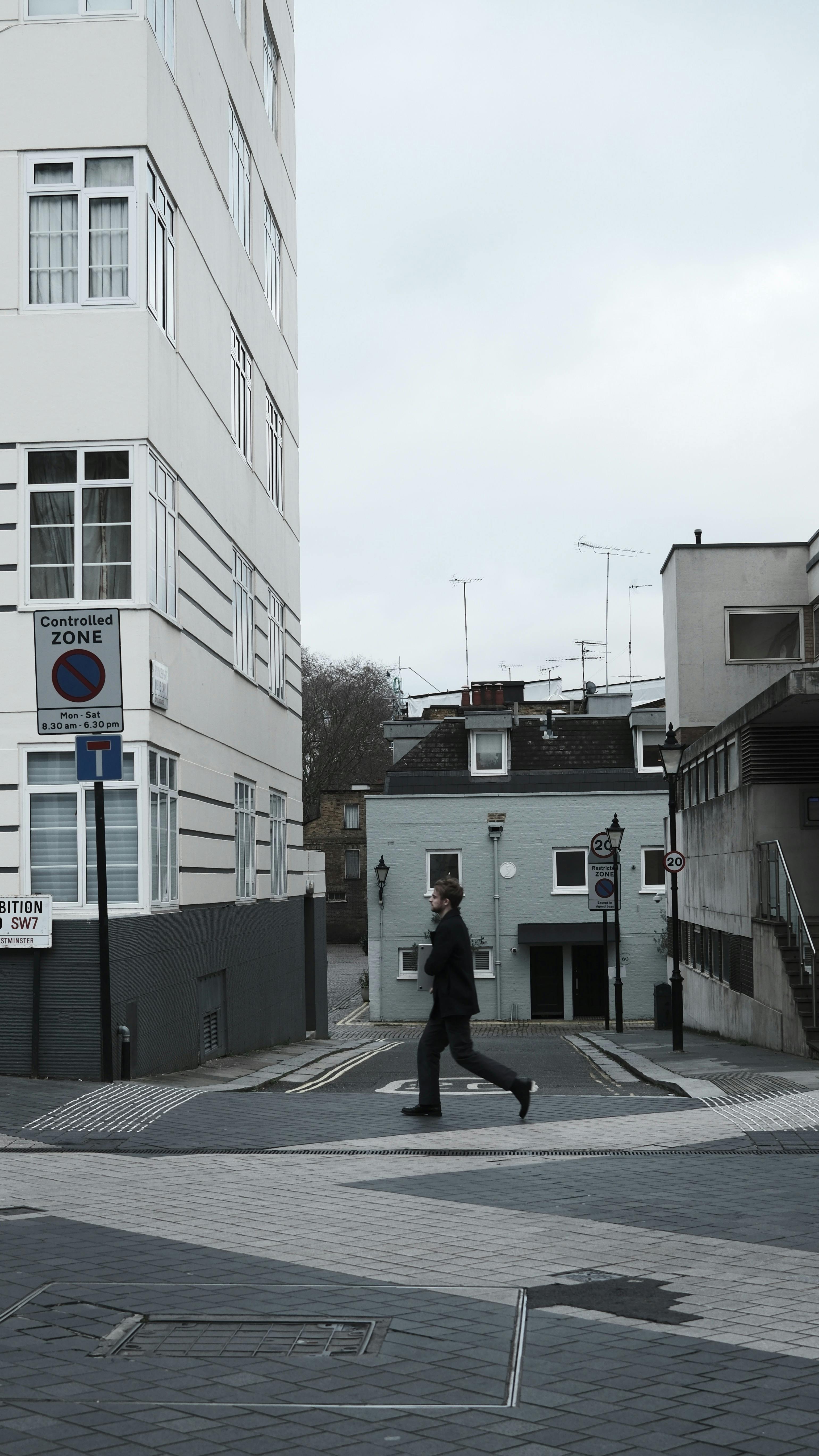 Urban Street Scene with Modern Architecture · Free Stock Photo