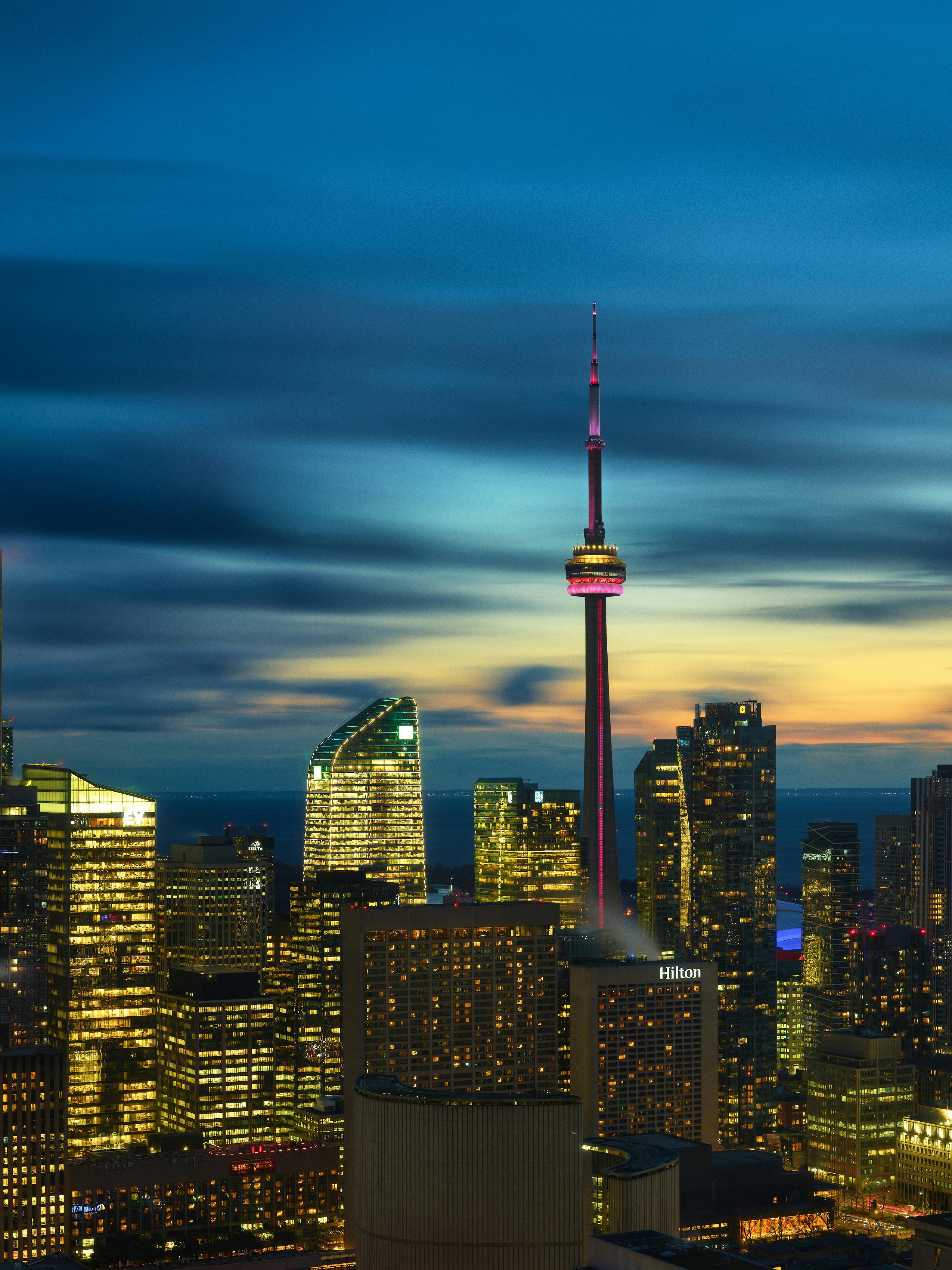 Stunning Toronto Skyline with CN Tower at Twilight · Free Stock Photo