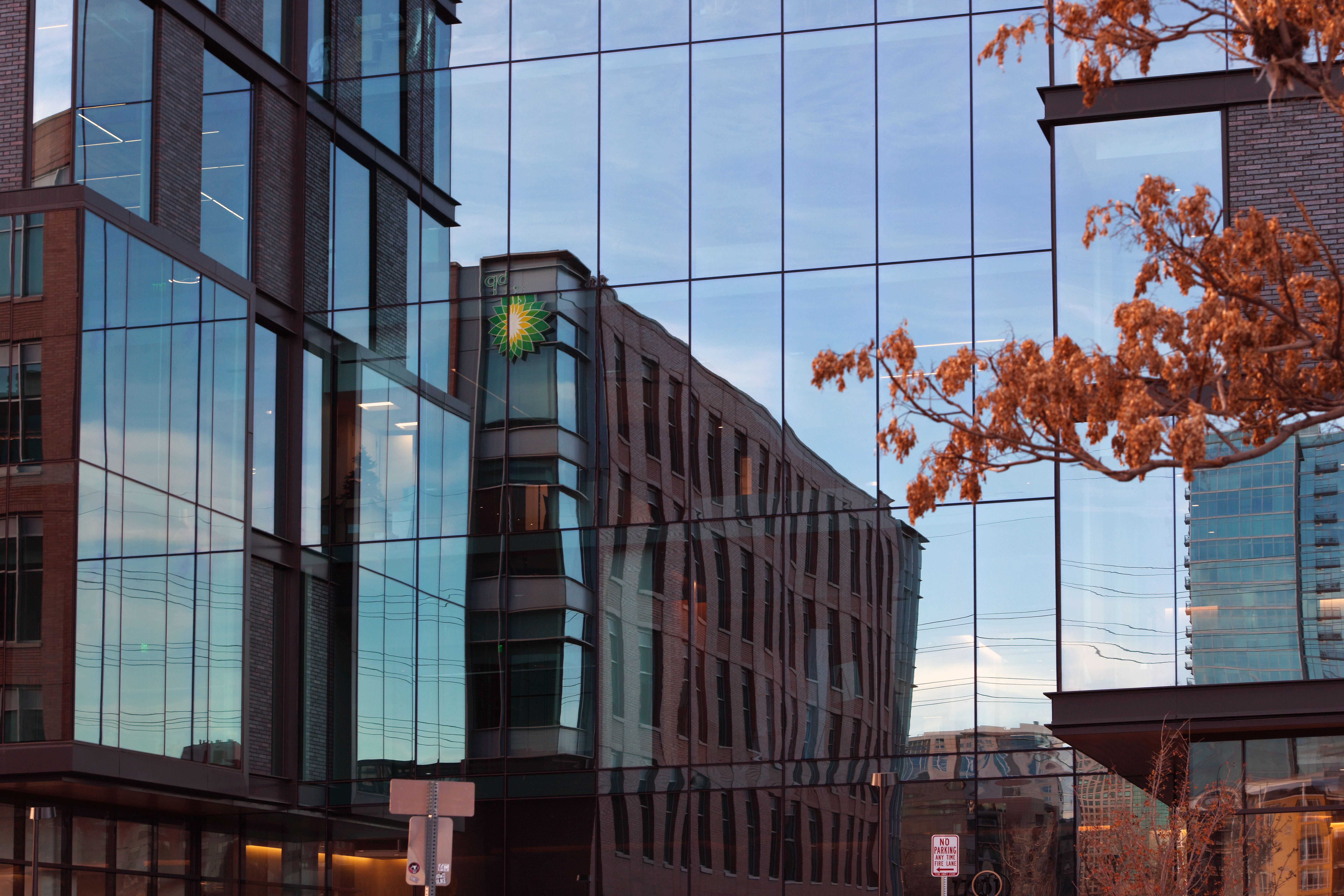 Modern Building Reflections in Urban Setting · Free Stock Photo
