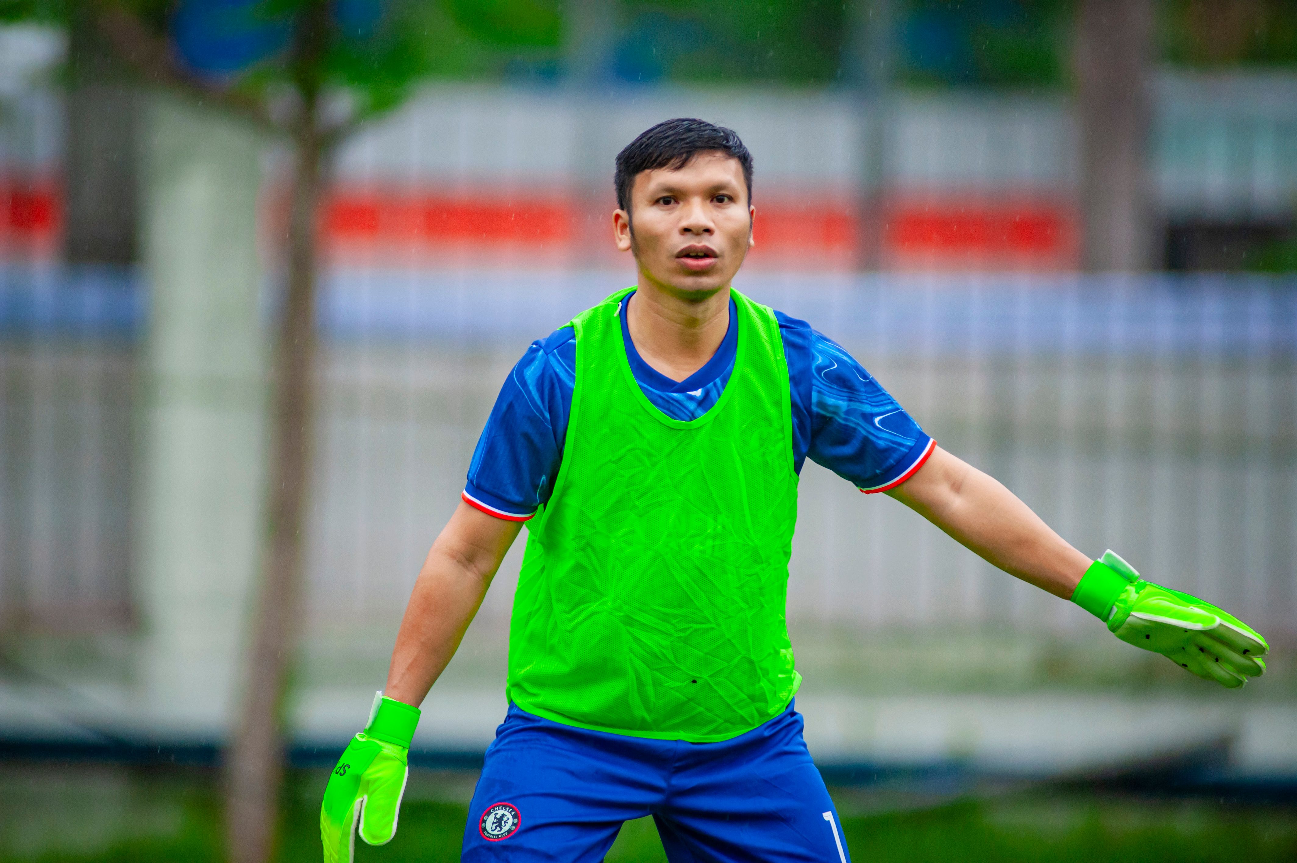 Soccer Player Wearing Green Bib in Action · Free Stock Photo