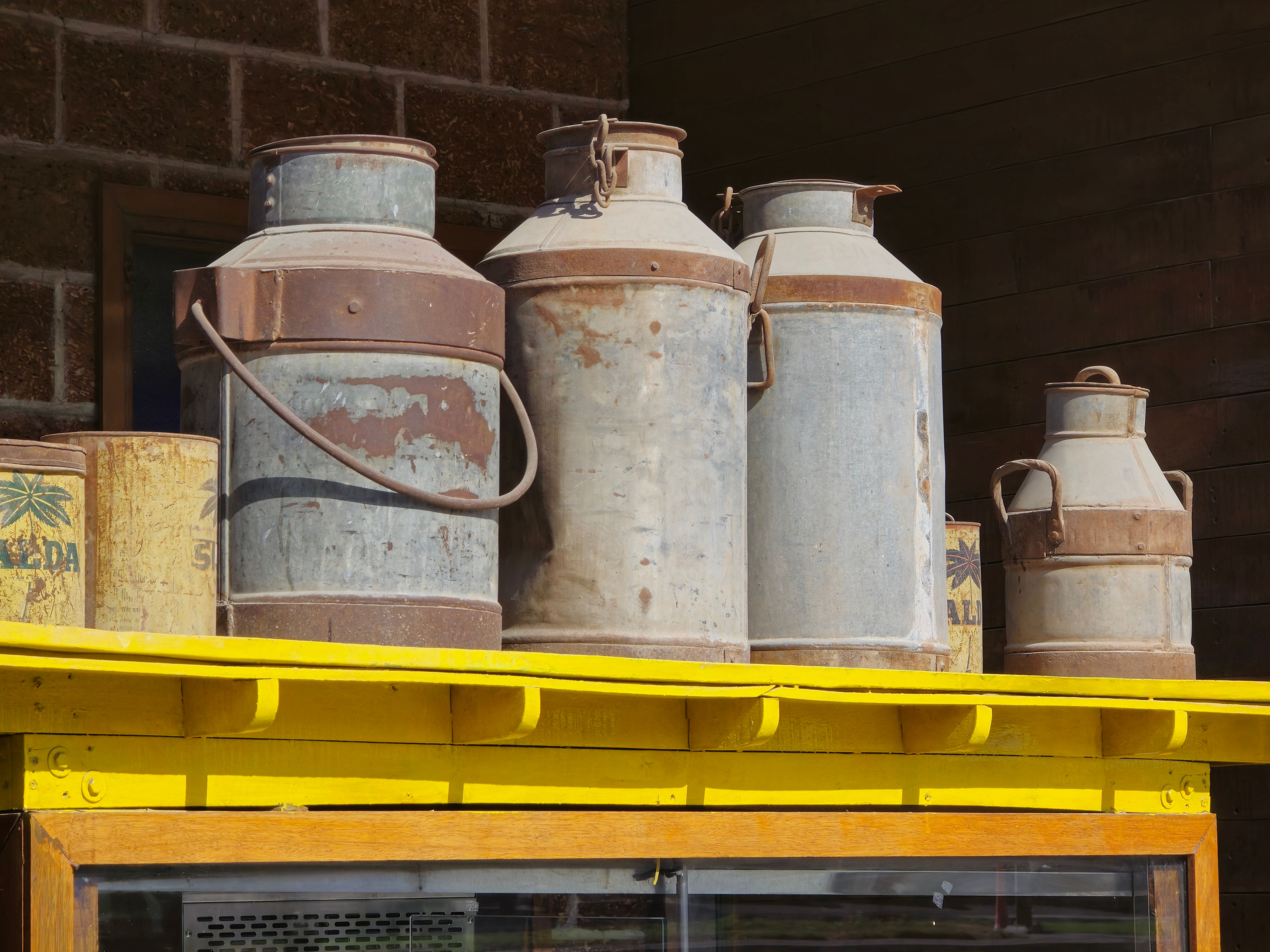 Una Colección Rústica De Latas De Leche Antiguas Exhibidas En Un ...