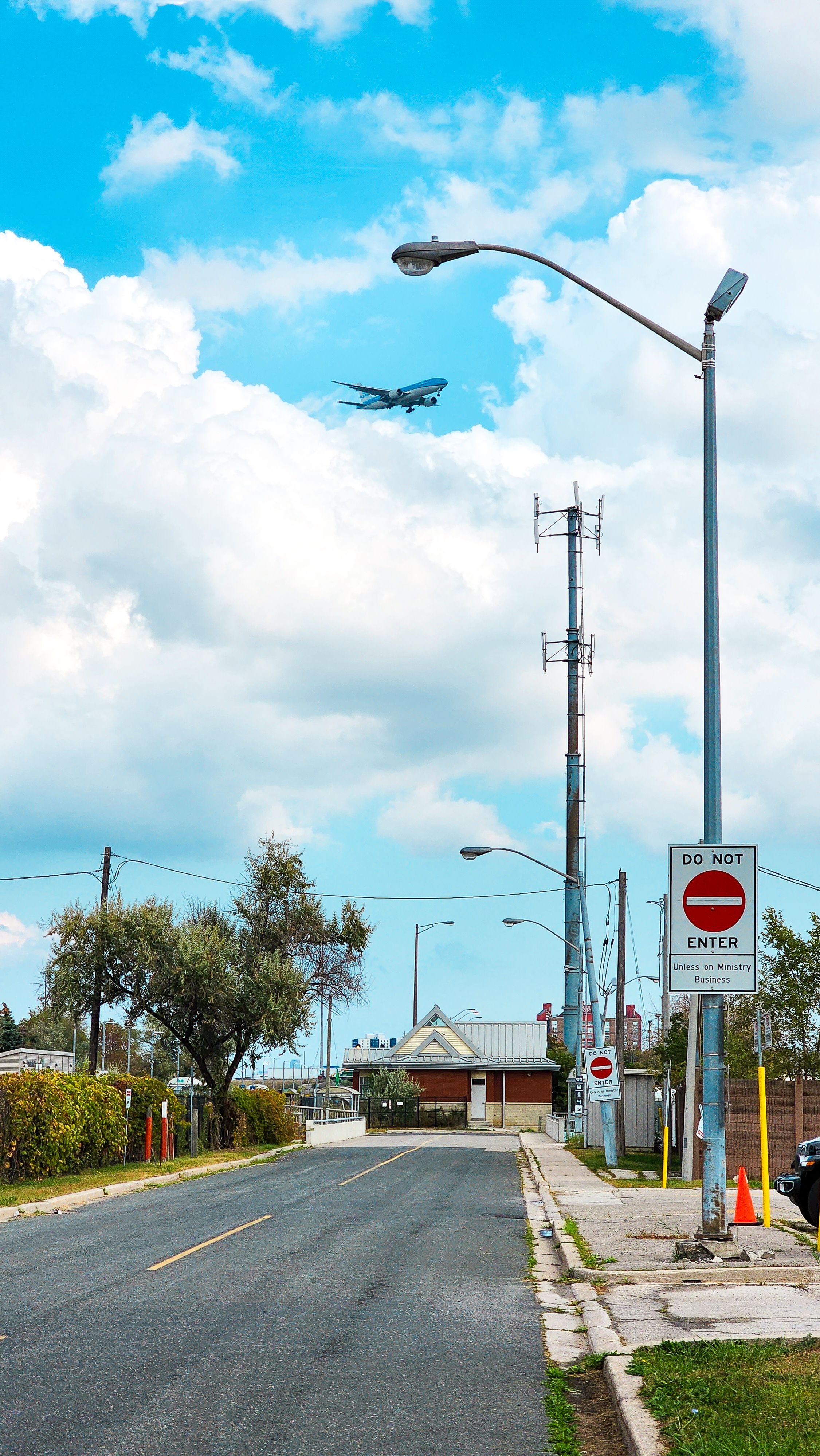 Airplane Over Suburban Toronto Street Scene · Free Stock Photo
