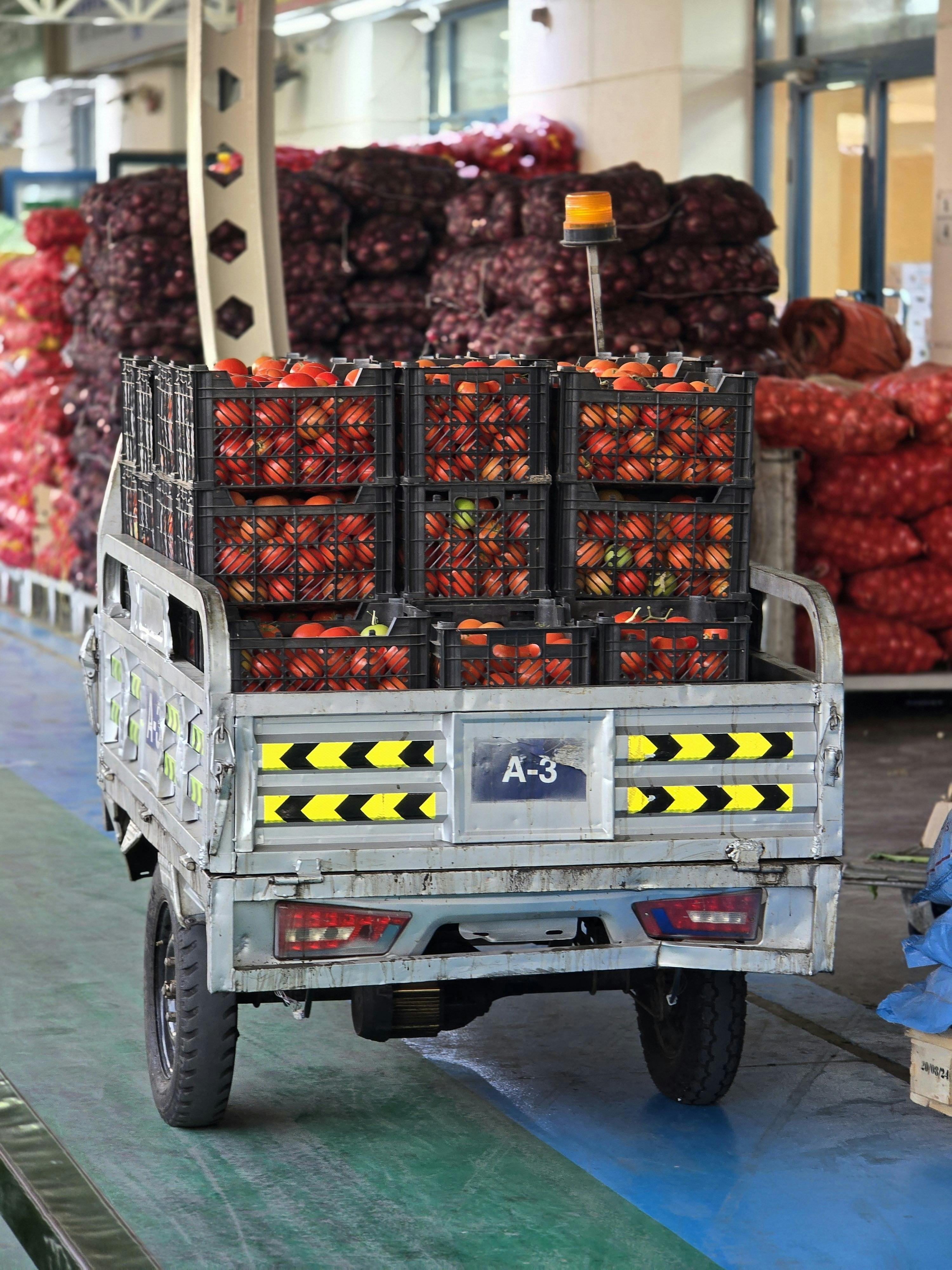 Tomato Truck at Dubai Market · Free Stock Photo