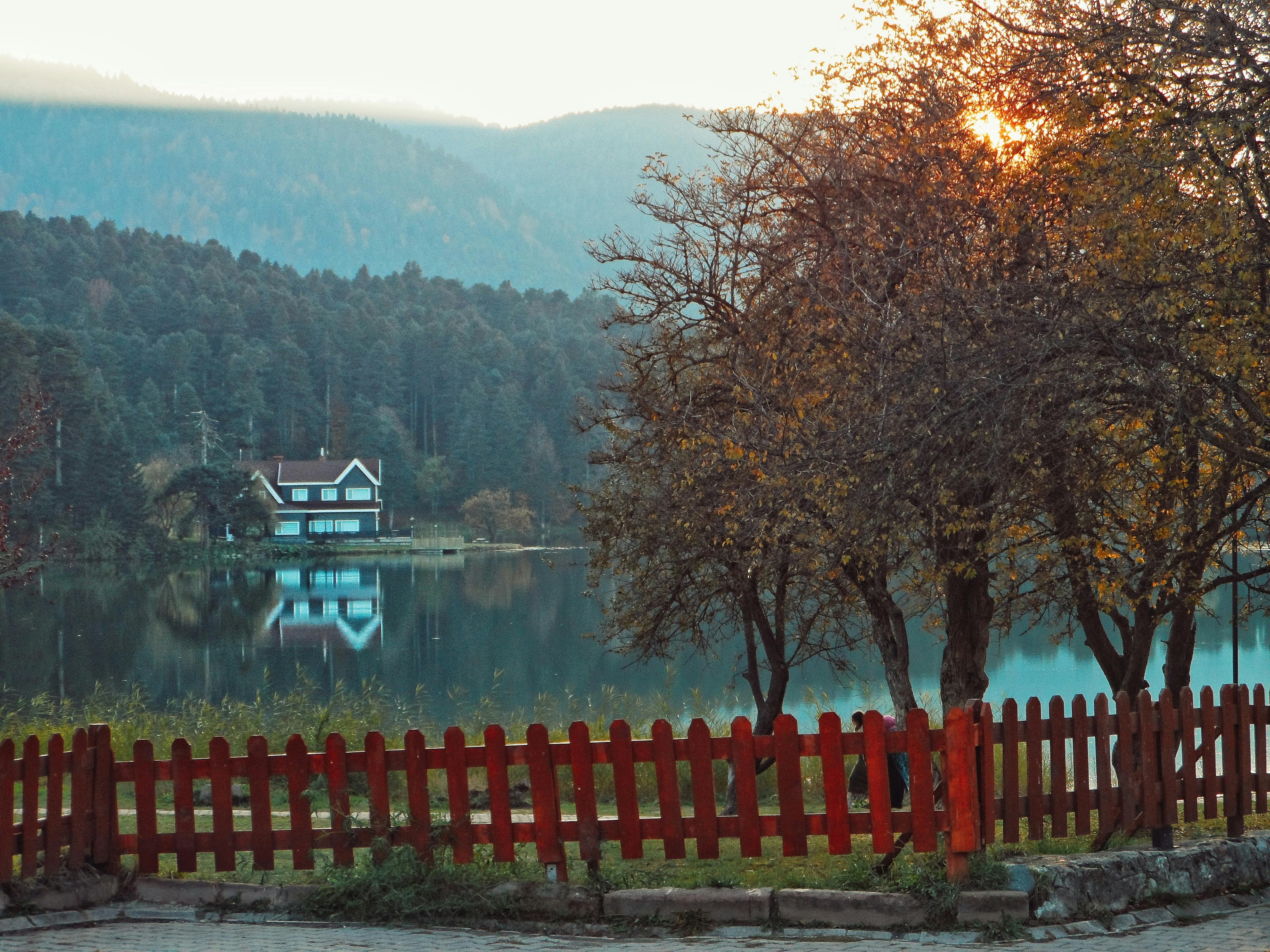 Serenic Lakefront House at Sunset · Free Stock Photo