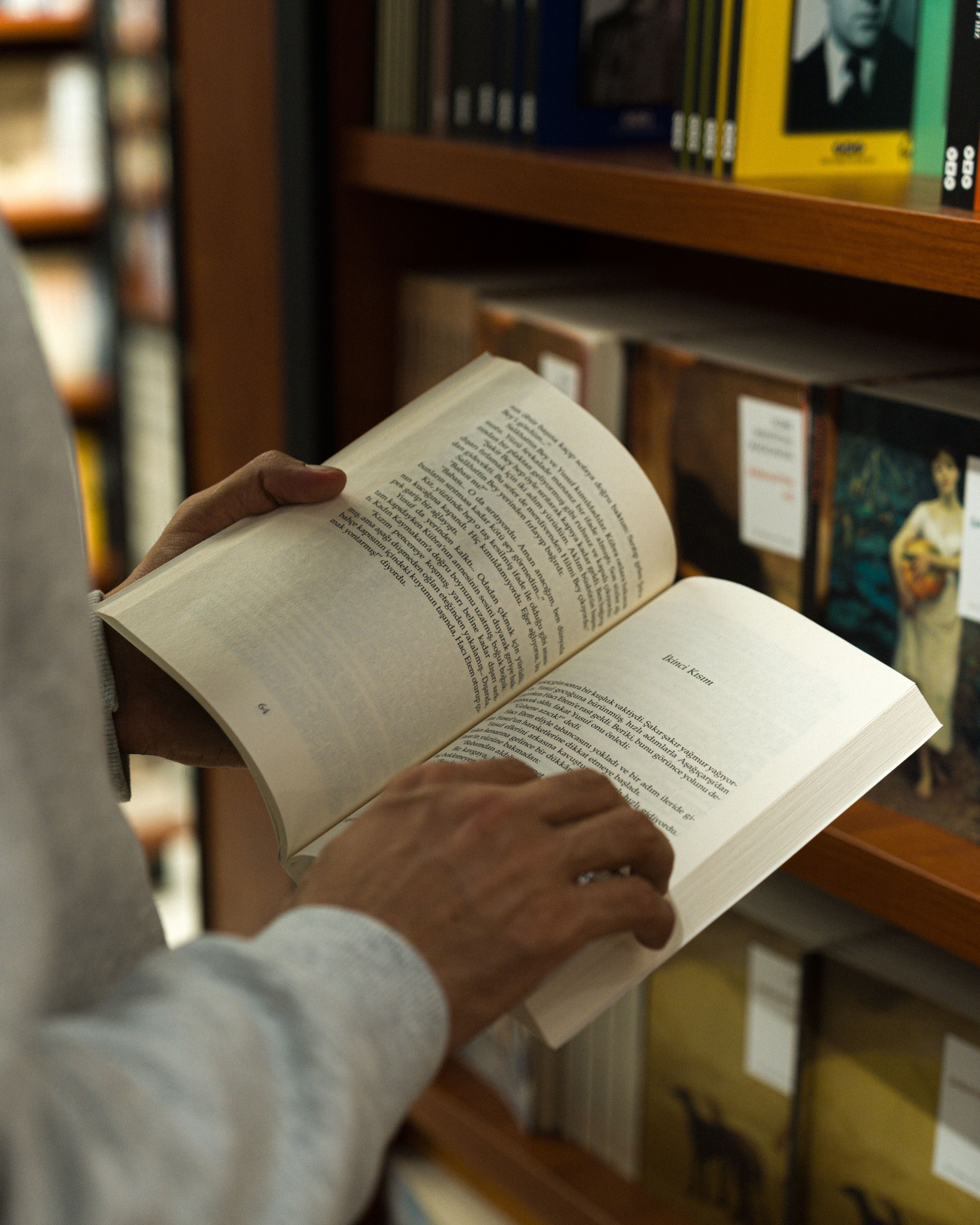 Persona Leyendo Un Libro En La Biblioteca De Ankara · Foto de stock ...