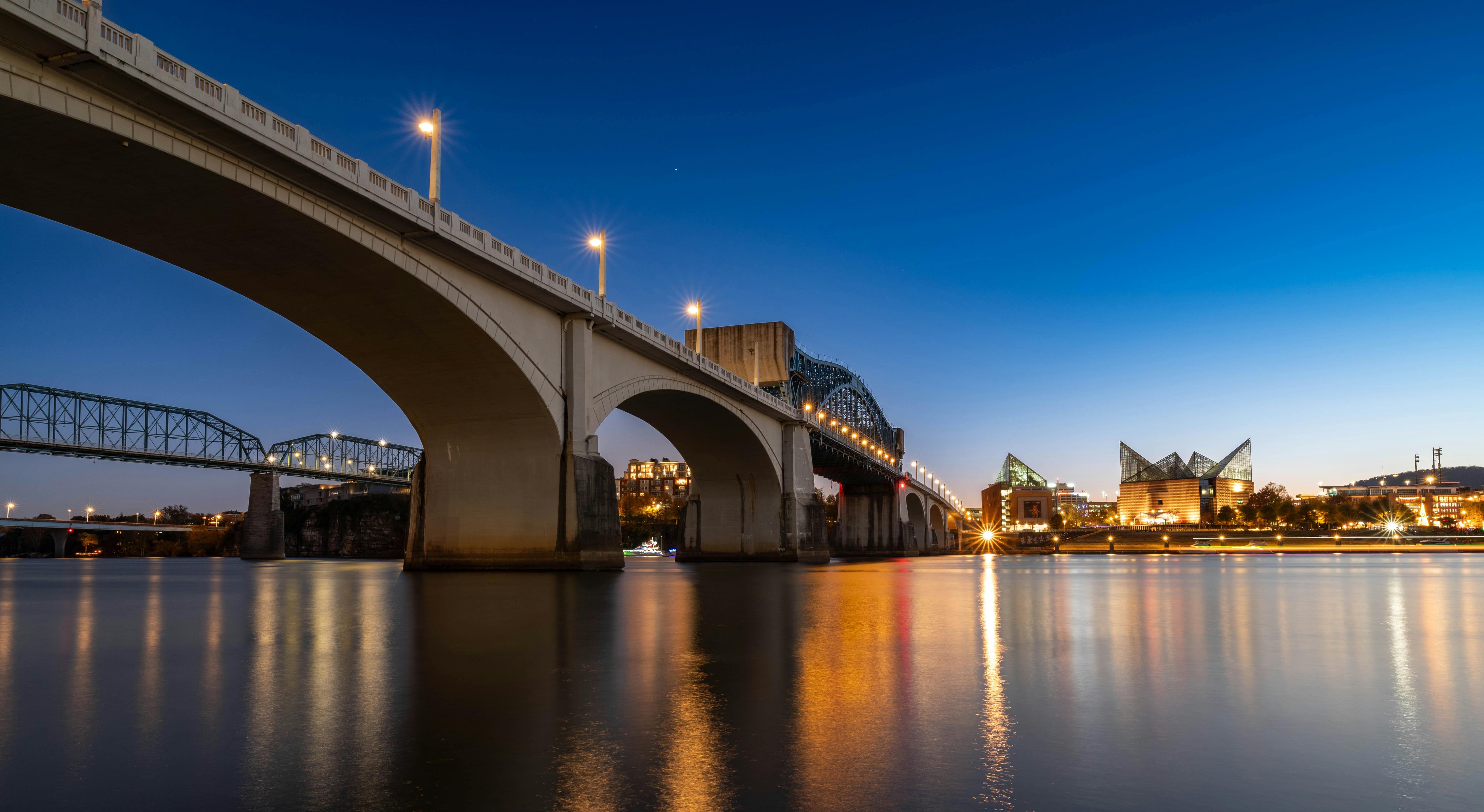 Chattanooga Bridge at Twilight over Reflective River · Free Stock Photo