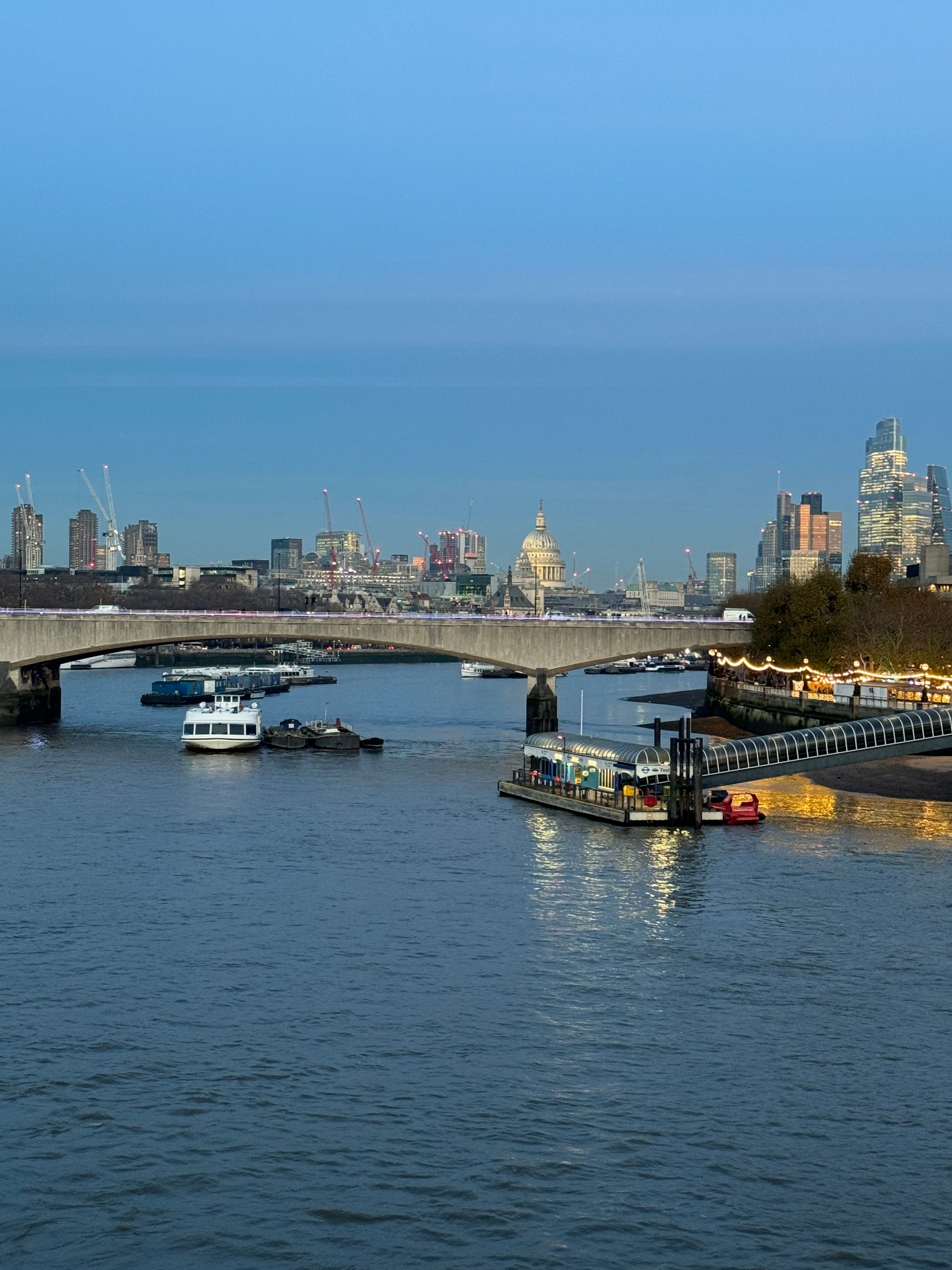 Serene Thames River with Iconic London Cityscape · Free Stock Photo