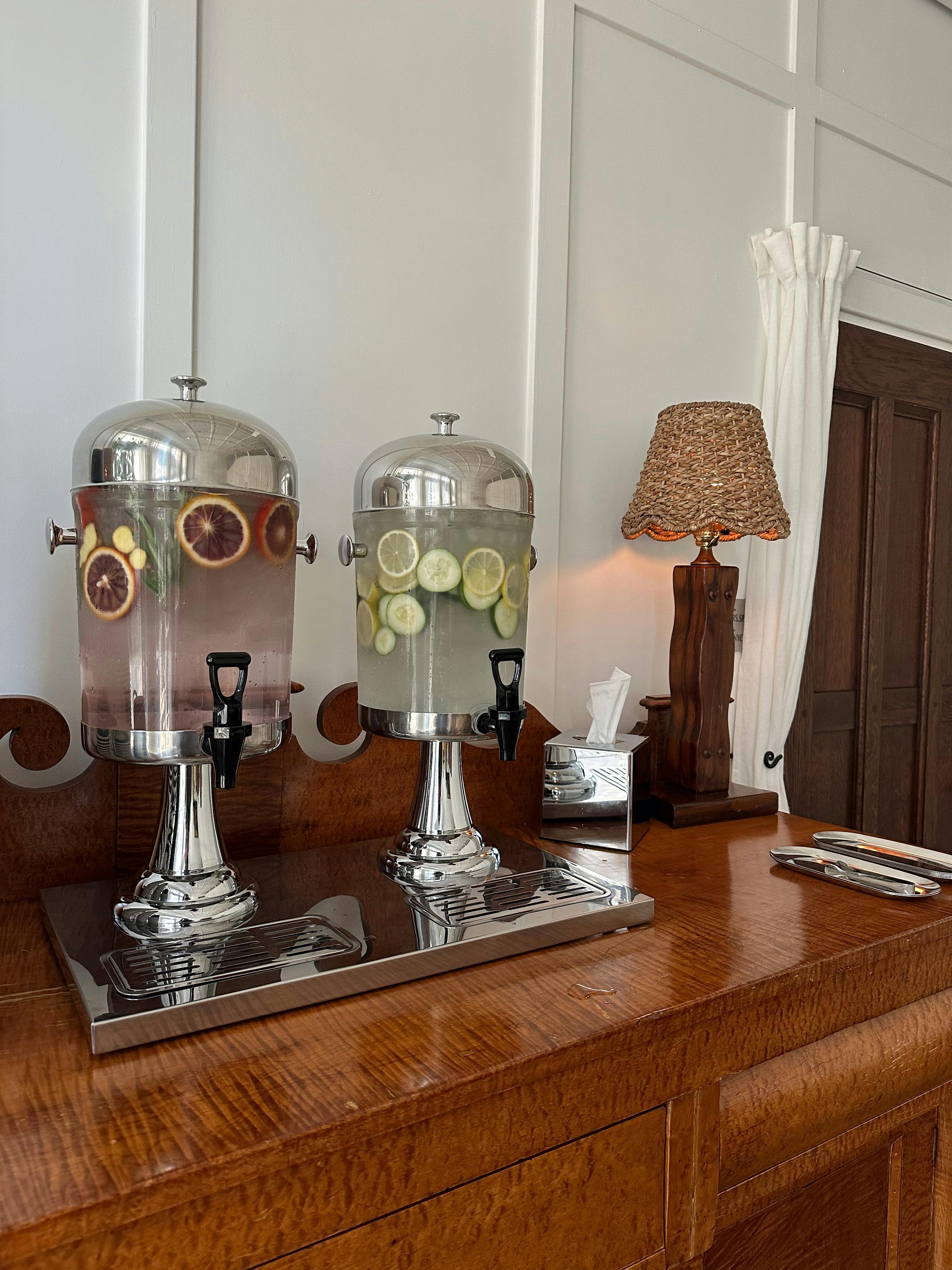 Elegant Beverage Dispensers with Citrus Slices · Free Stock Photo