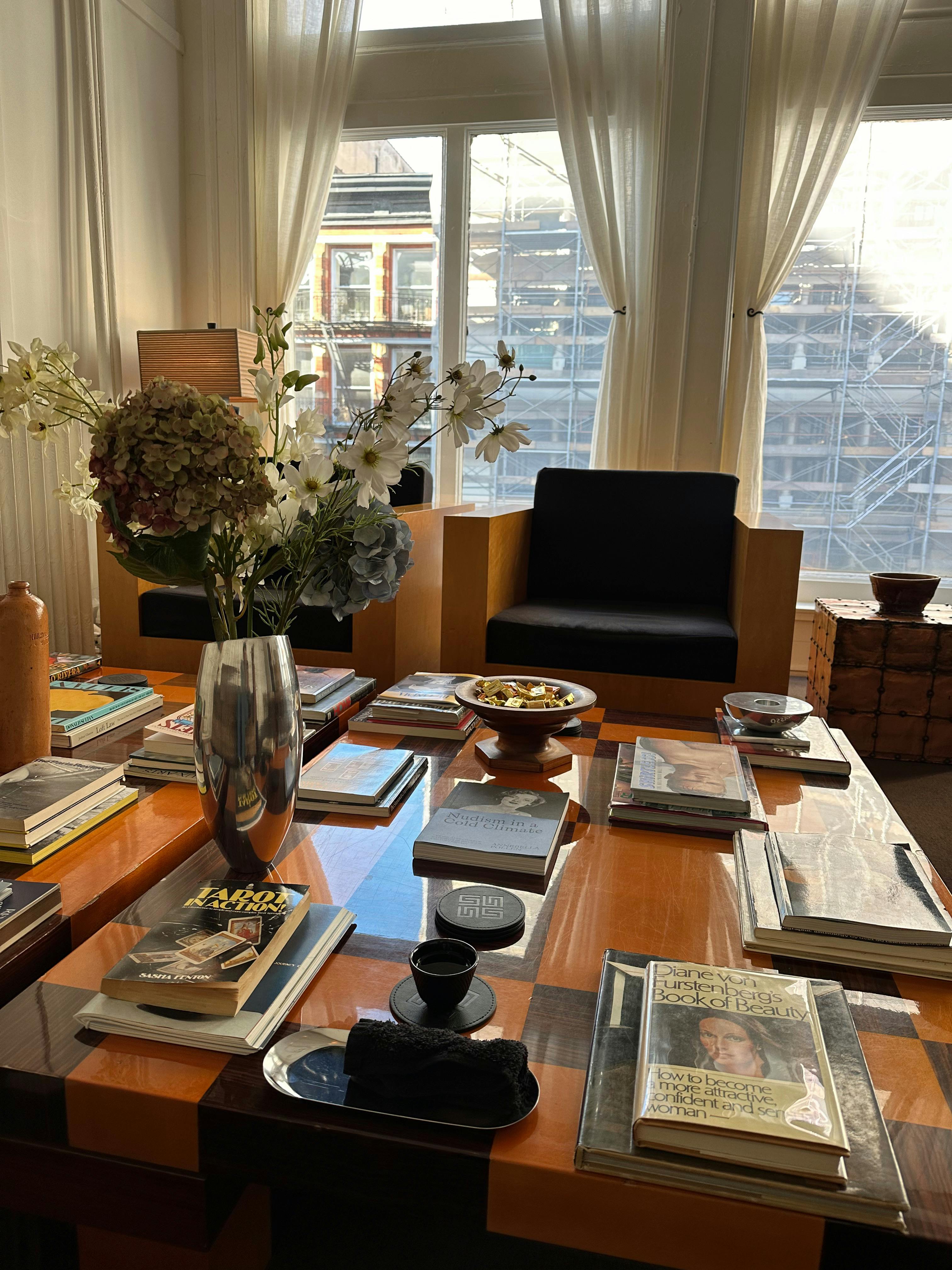 Chic Table Photos, Download The BEST Free Chic Table Stock Photos & HD ...