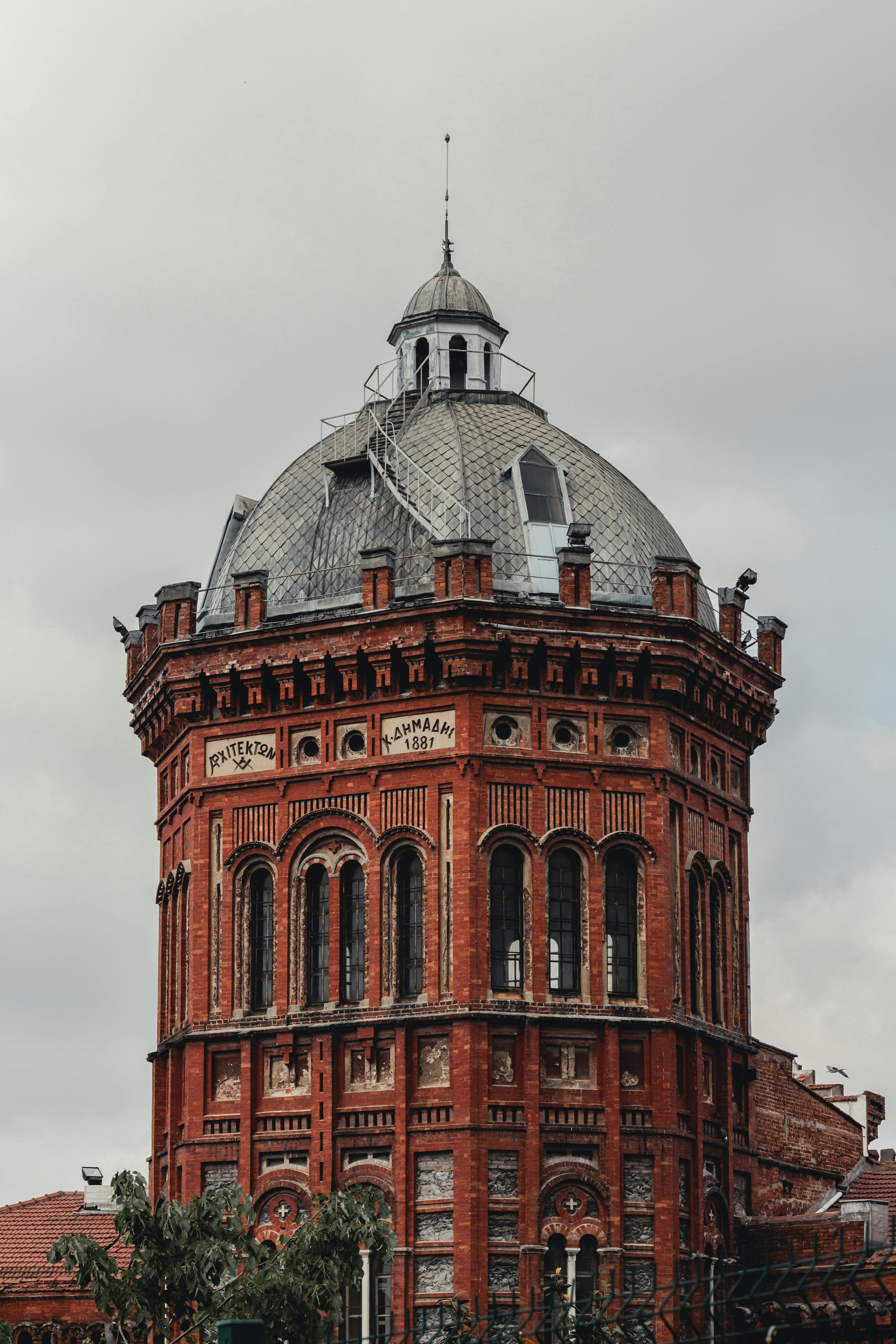 Historic Red Brick Building with Dome in Urban Setting · Free Stock Photo