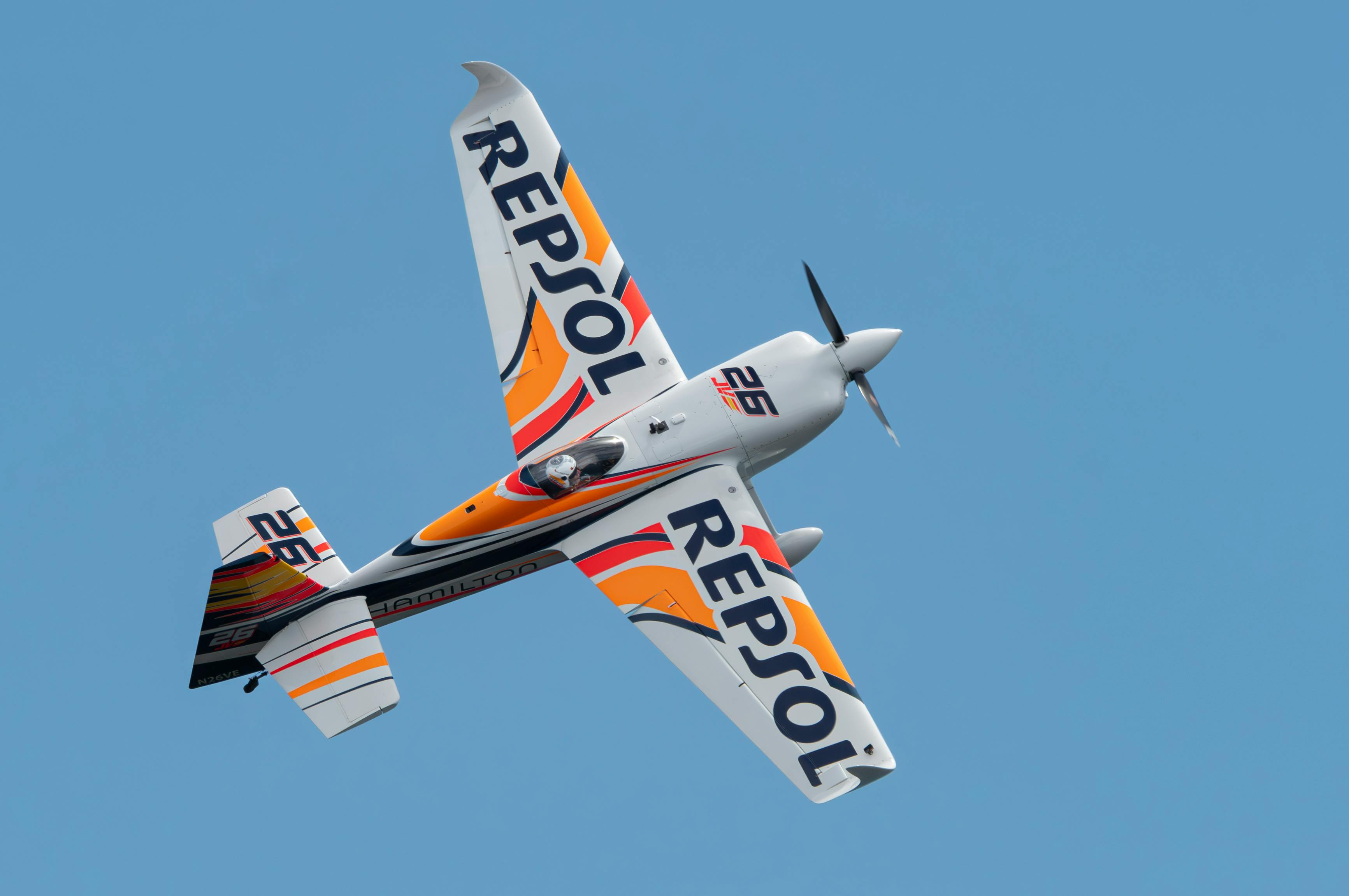 Aerobatic Stunt Plane Performing at Airshow · Free Stock Photo