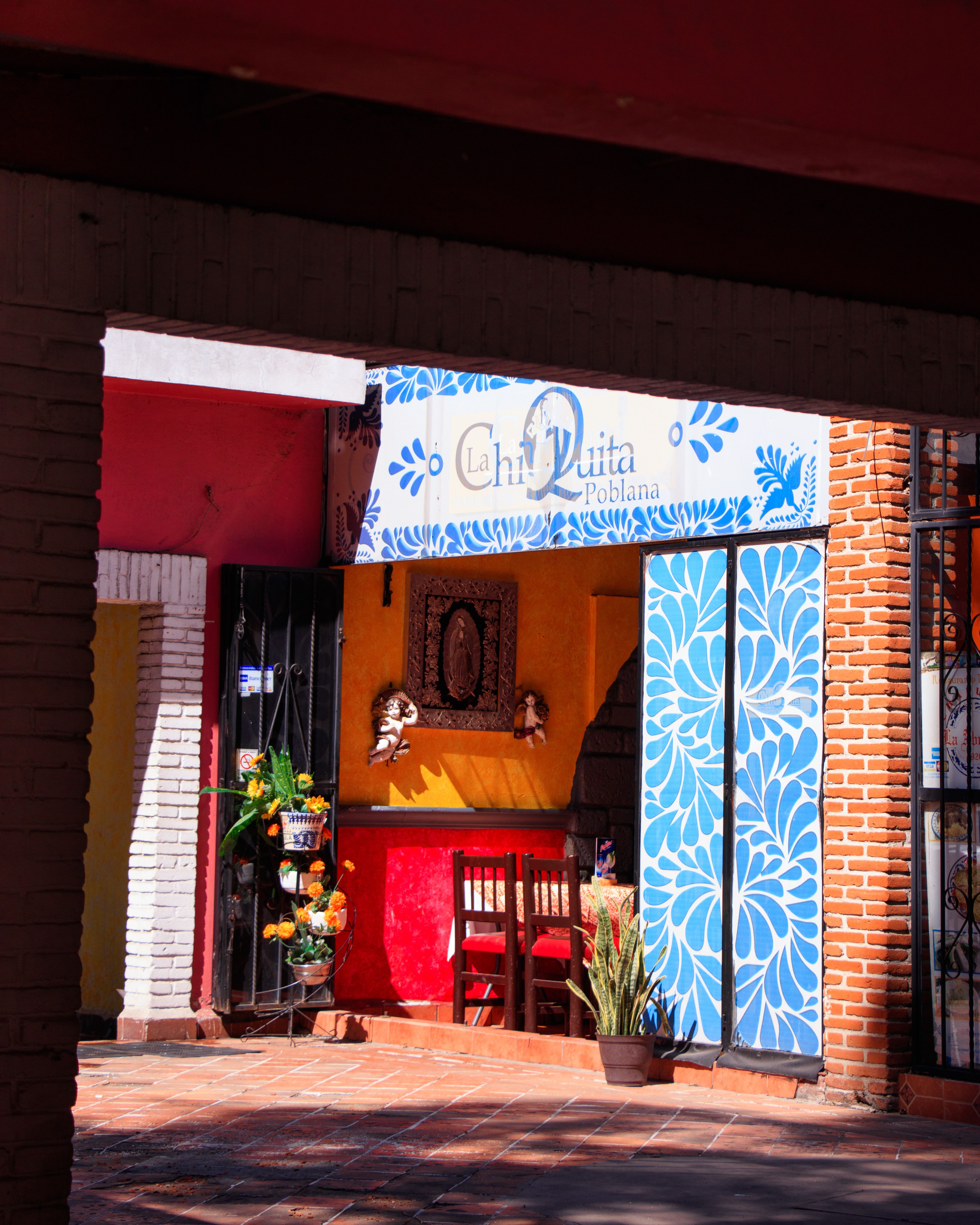 Patio Colorido De Un Restaurante Mexicano Bajo La Luz Del Sol · Foto de ...