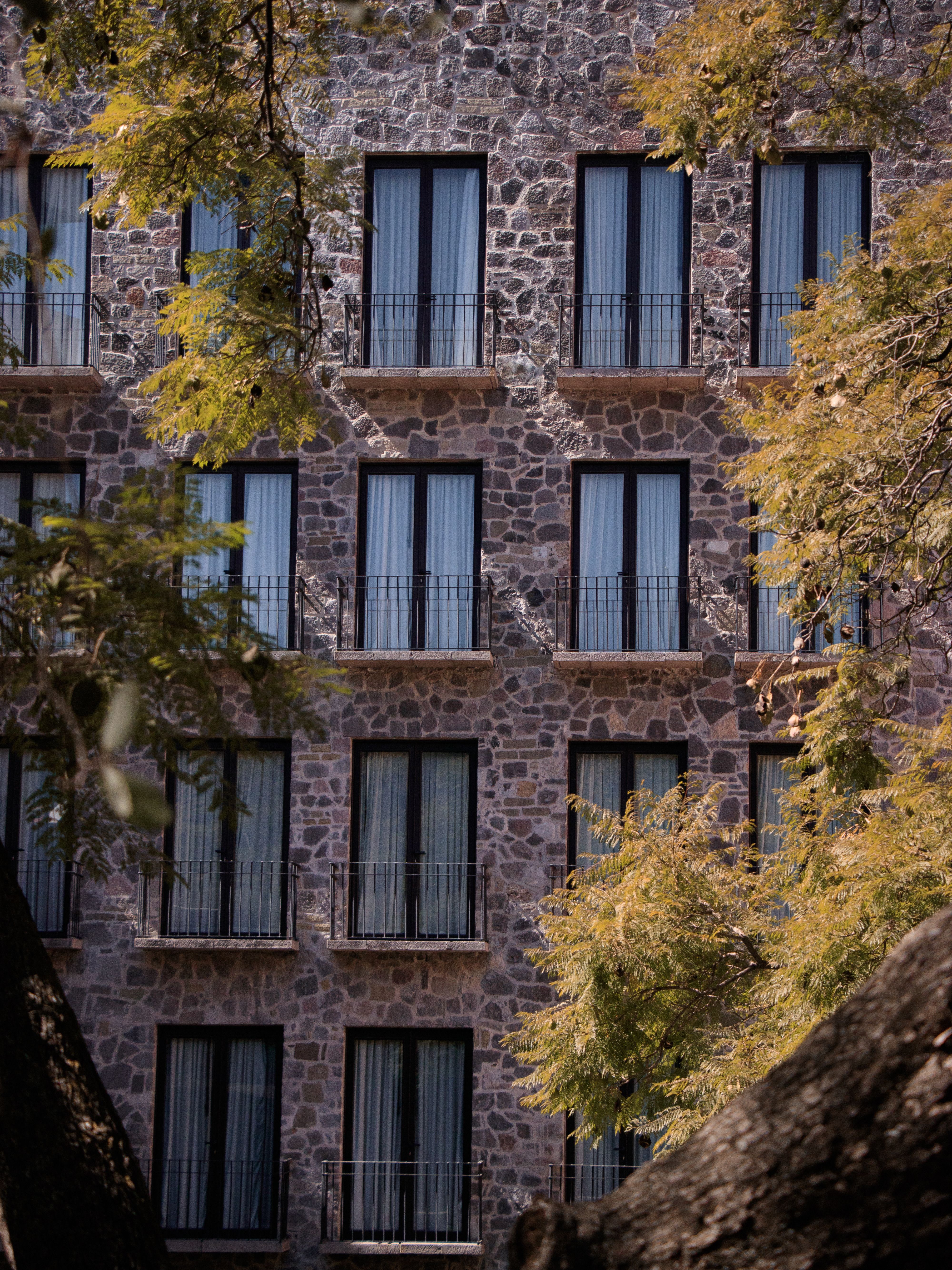 Charming Colonial Building Facade in Autumn · Free Stock Photo