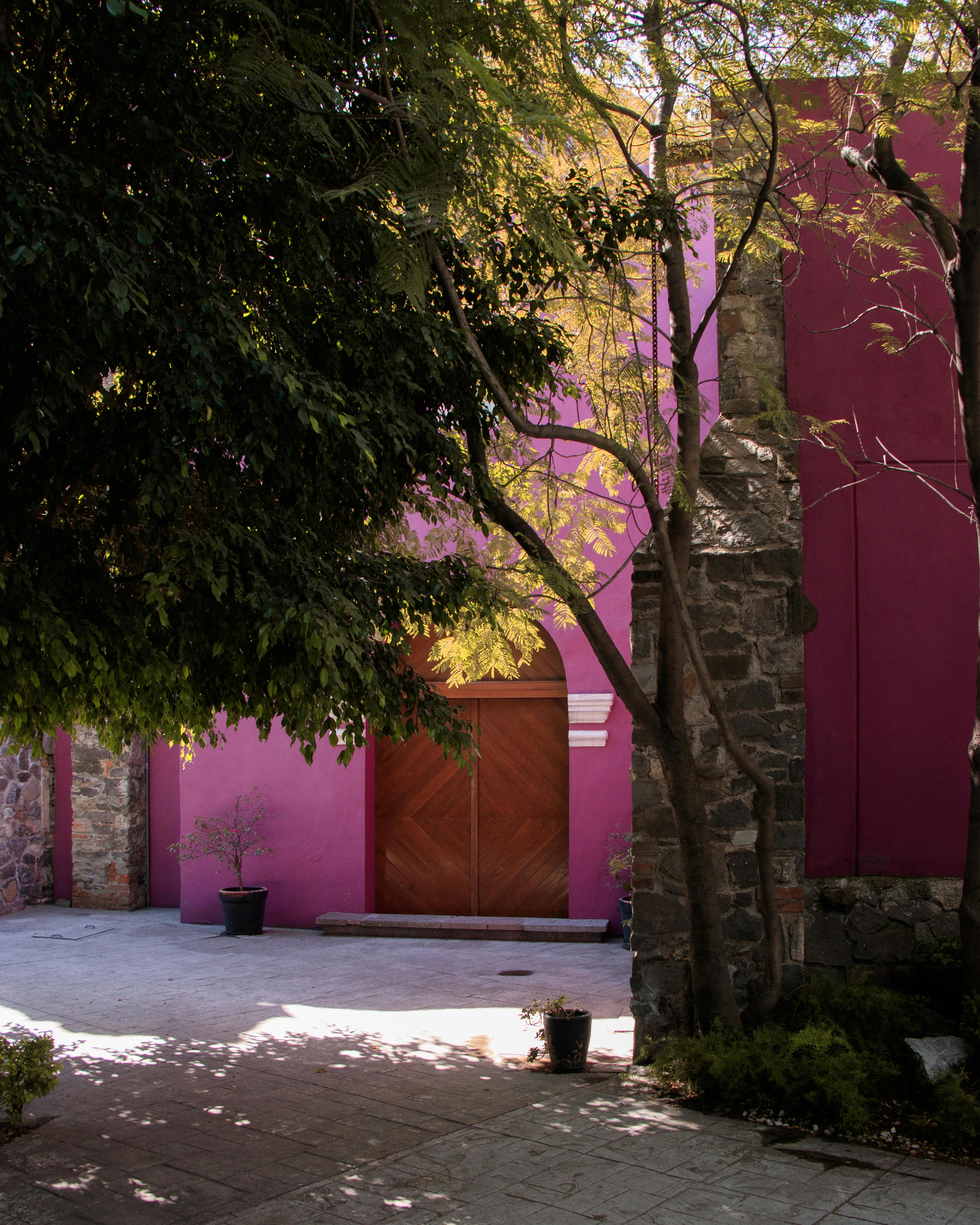 Encantador Patio De Arquitectura Colonial De Color Rosa · Foto de stock ...