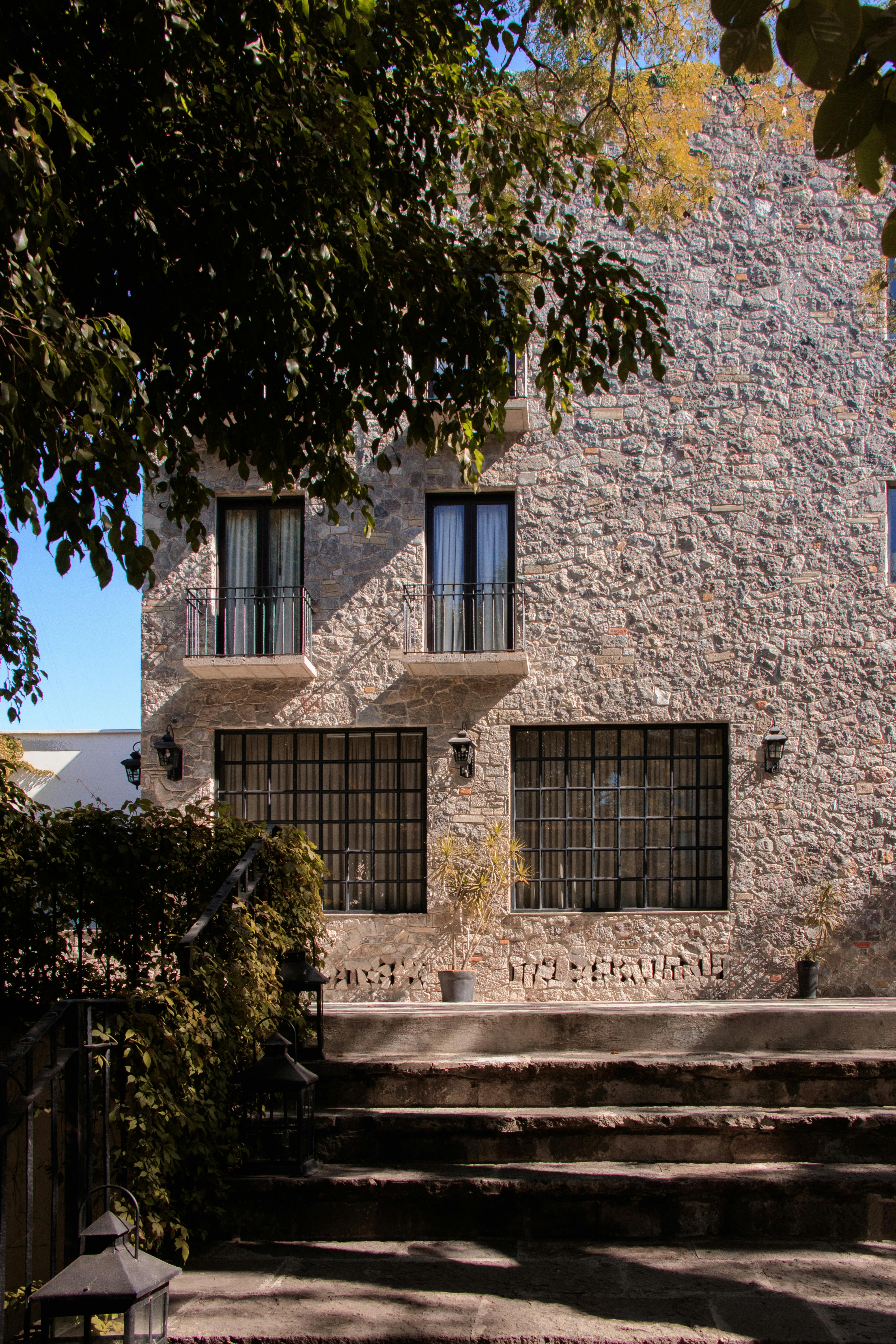 Charming Colonial Stone Facade with Steps · Free Stock Photo
