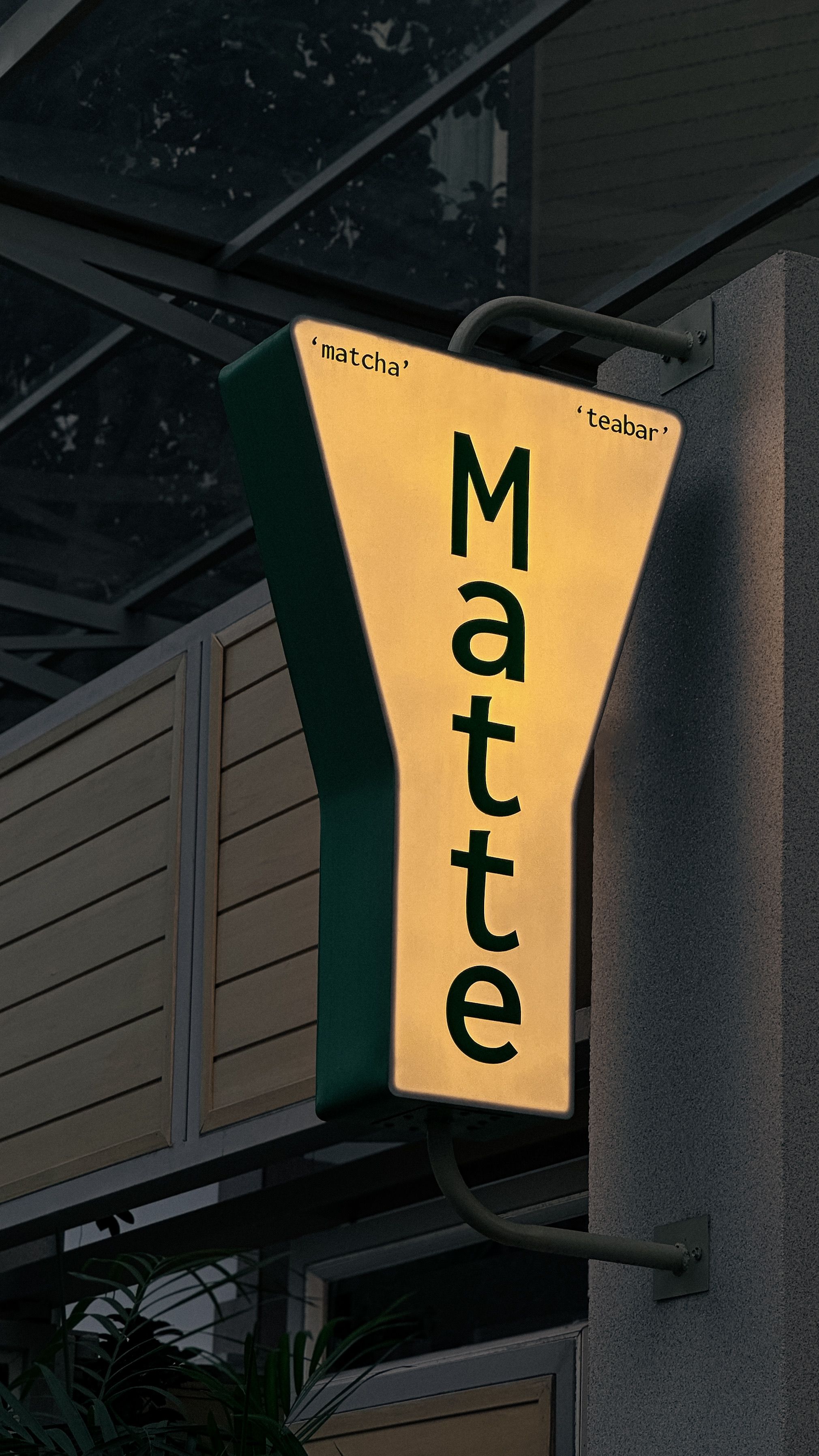 Letrero De Bar De Té Iluminado En Mate Al Anochecer En La Ciudad De Ho ...