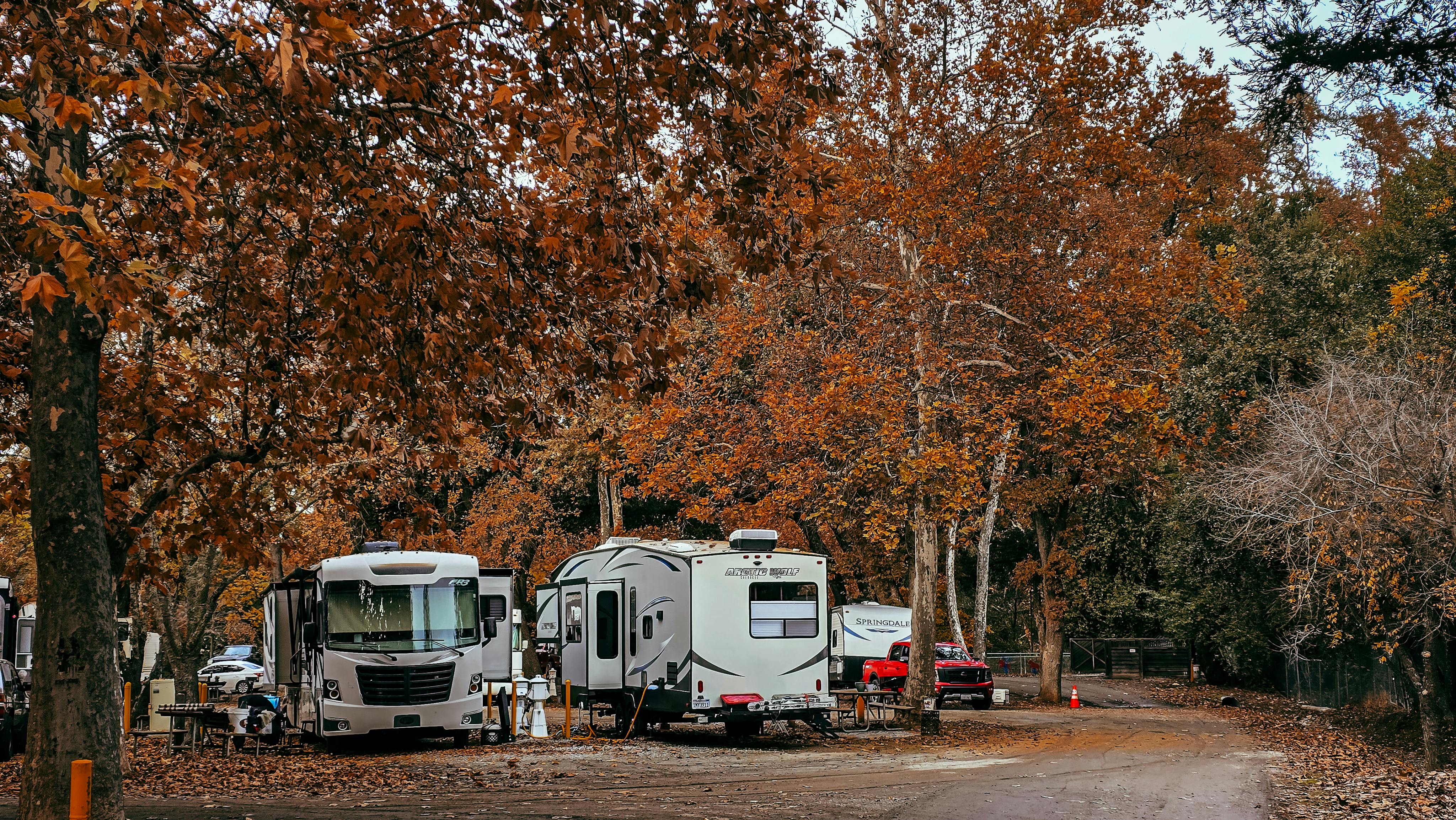 Autumn RV Camping in Scenic Forest Setting · Free Stock Photo