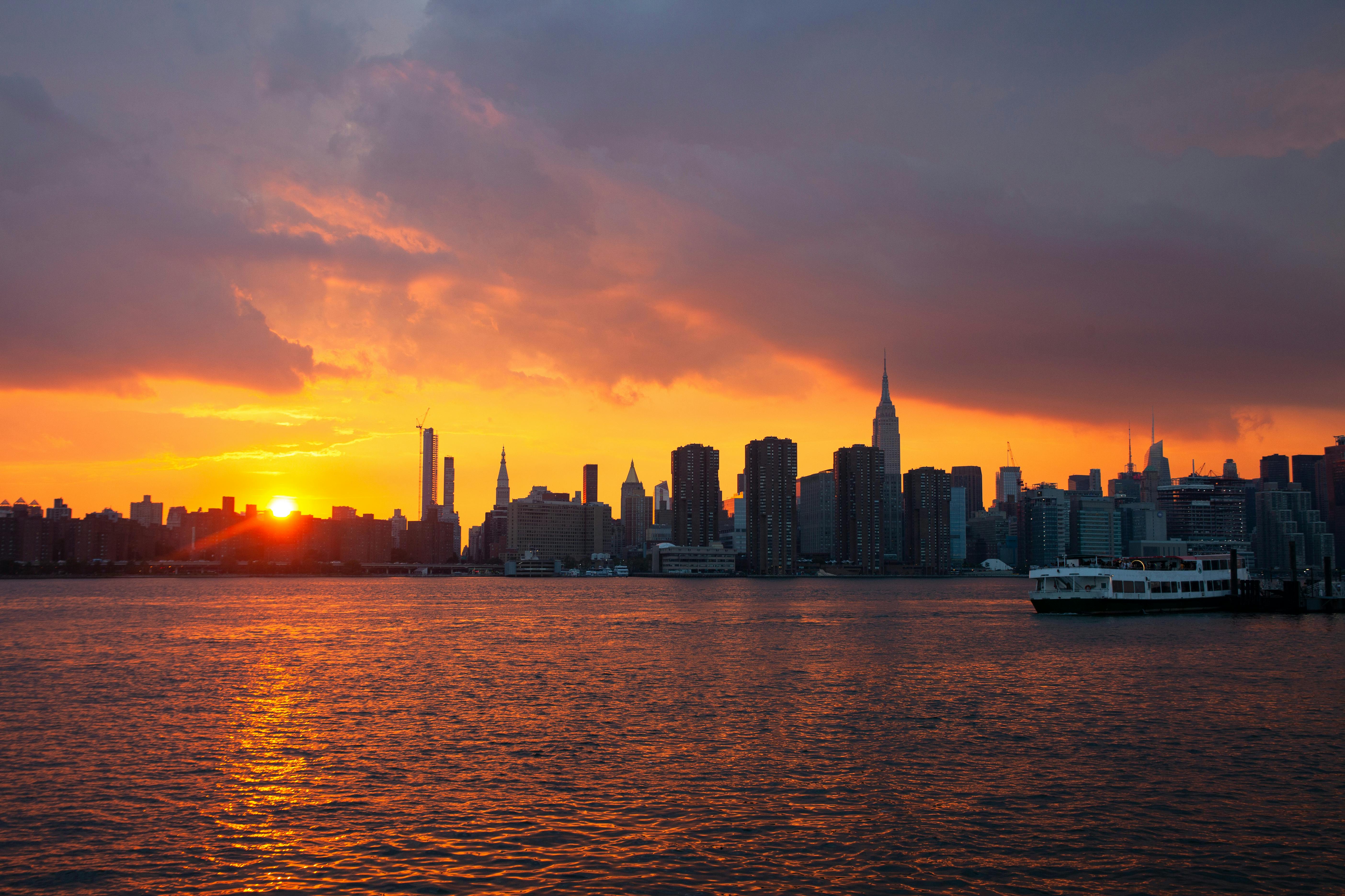 Skyline De New York Au Coucher Du Soleil Avec Des Nuages · Photo gratuite