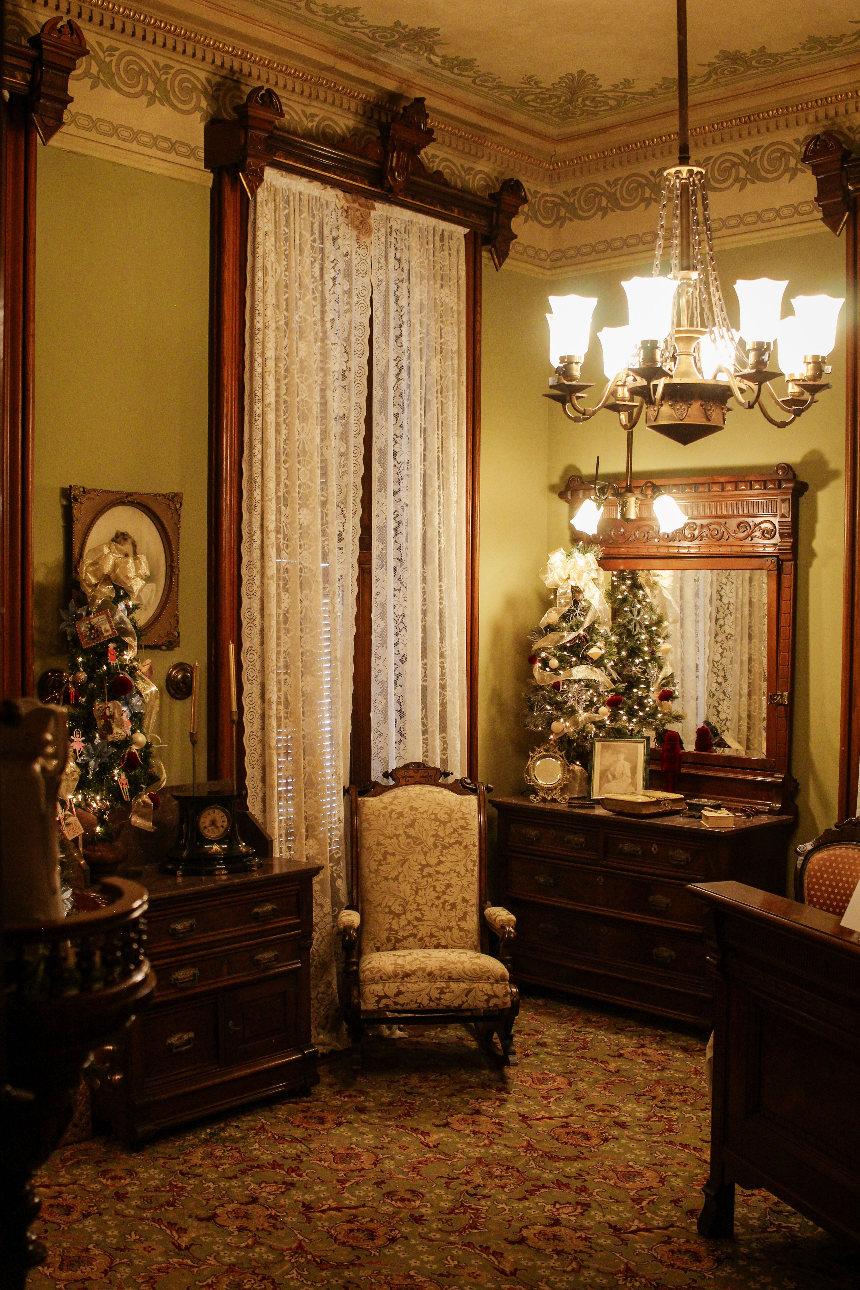 Vintage 1800s Victorian Room with Antique Furniture · Free Stock Photo
