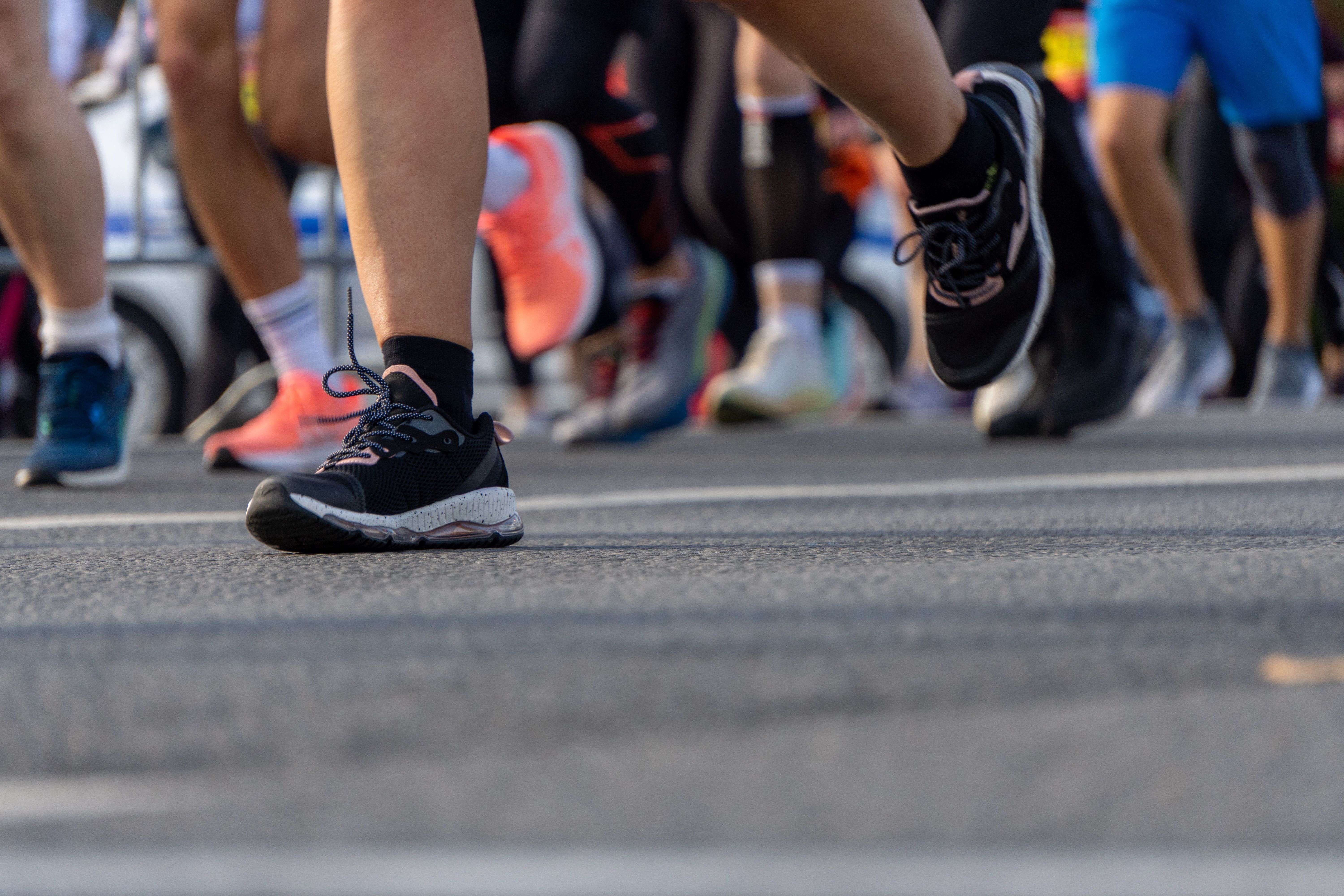 Close Up Dos Pés Dos Corredores De Maratona Em Movimento · Foto ...