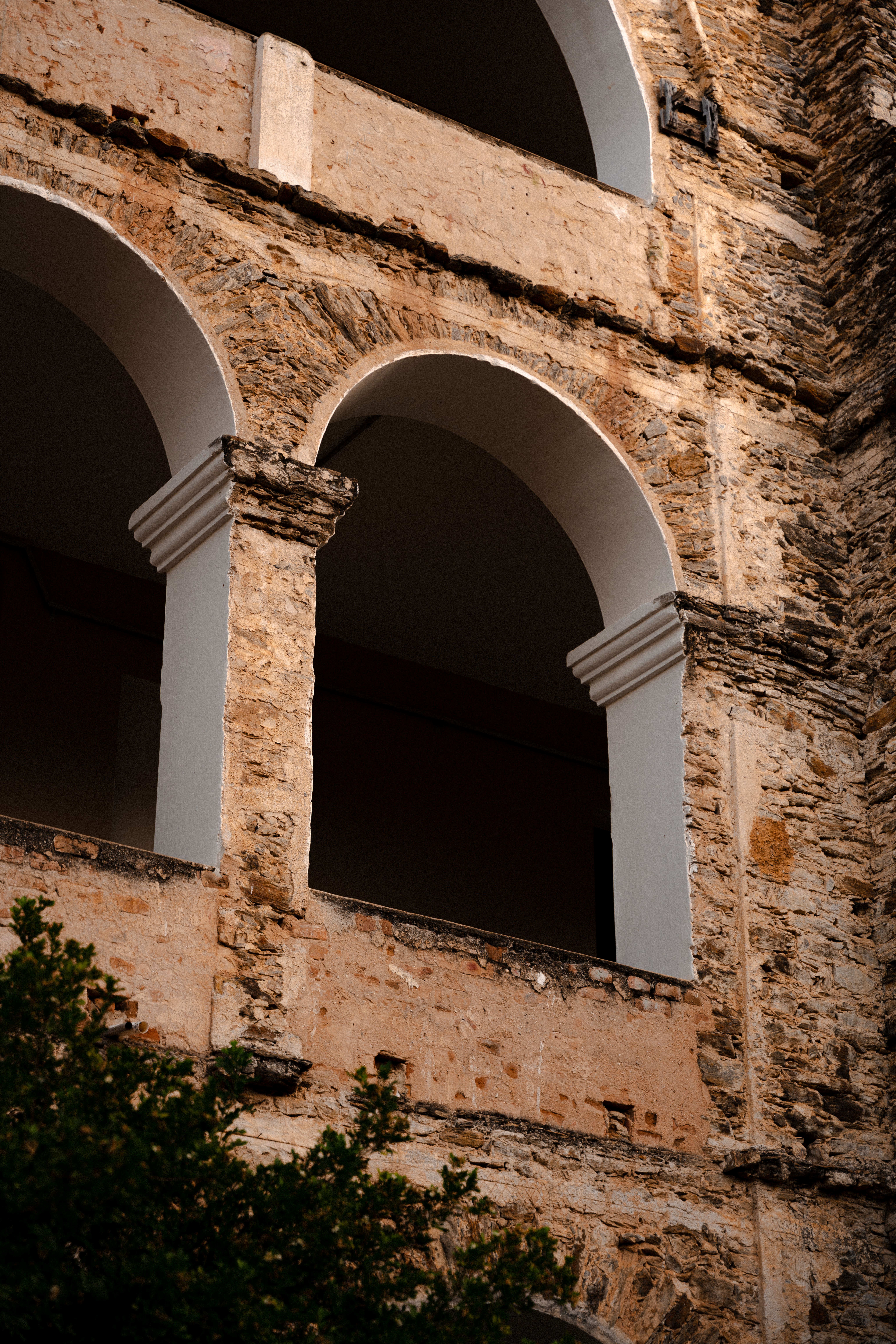 Historic Stone Archway of Old Building · Free Stock Photo