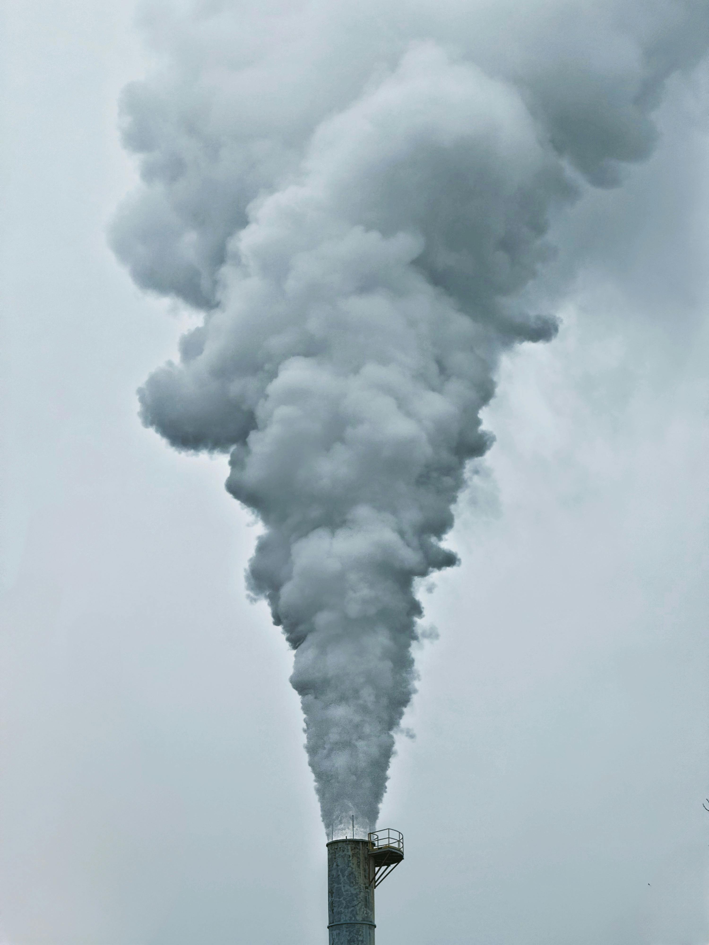 Cerobong Asap Industri Yang Mengeluarkan Asap Tebal · Foto Stok Gratis