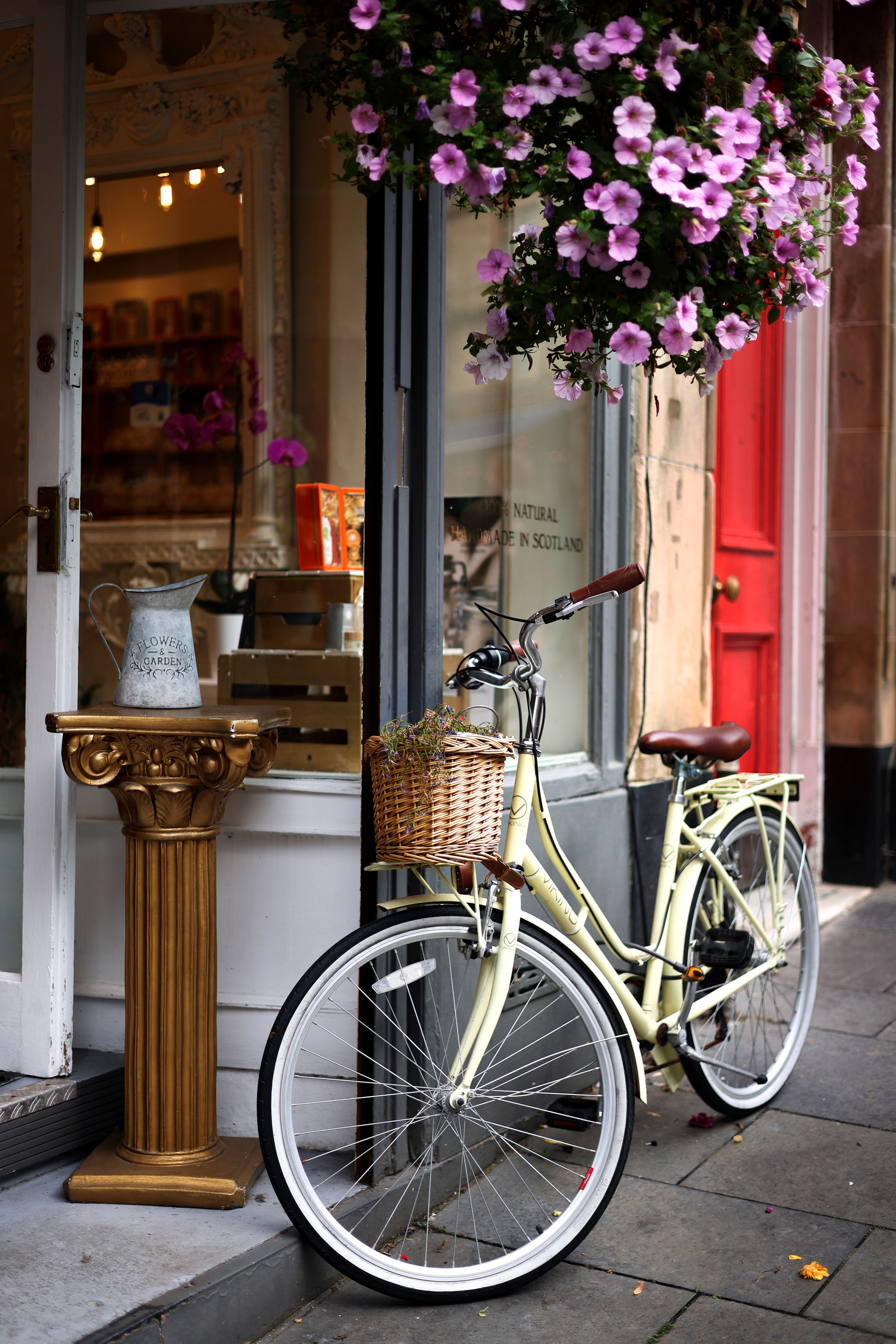 Charming Bicycle Scene in Edinburgh Street · Free Stock Photo