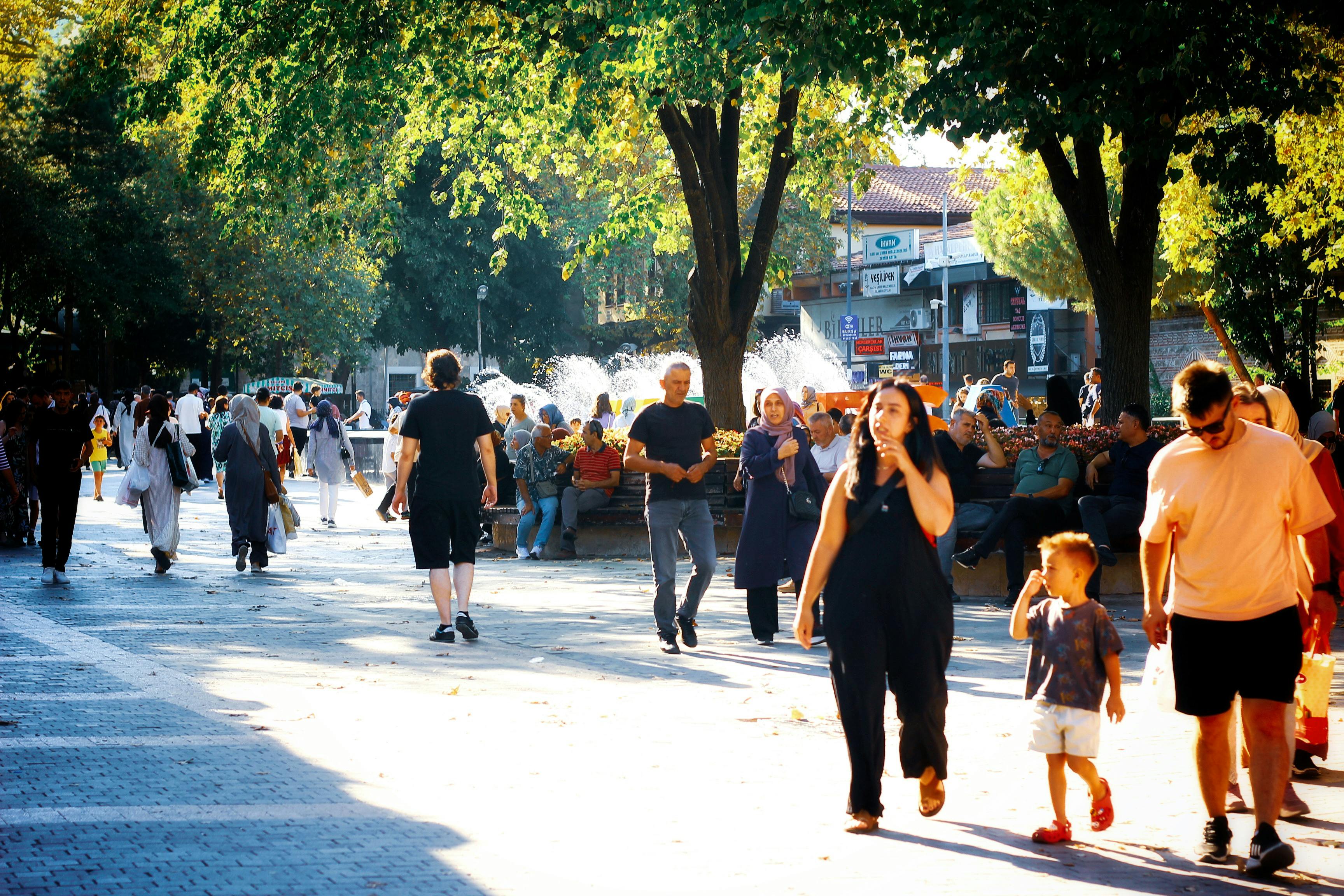 Busy park scene with diverse crowd · Free Stock Photo