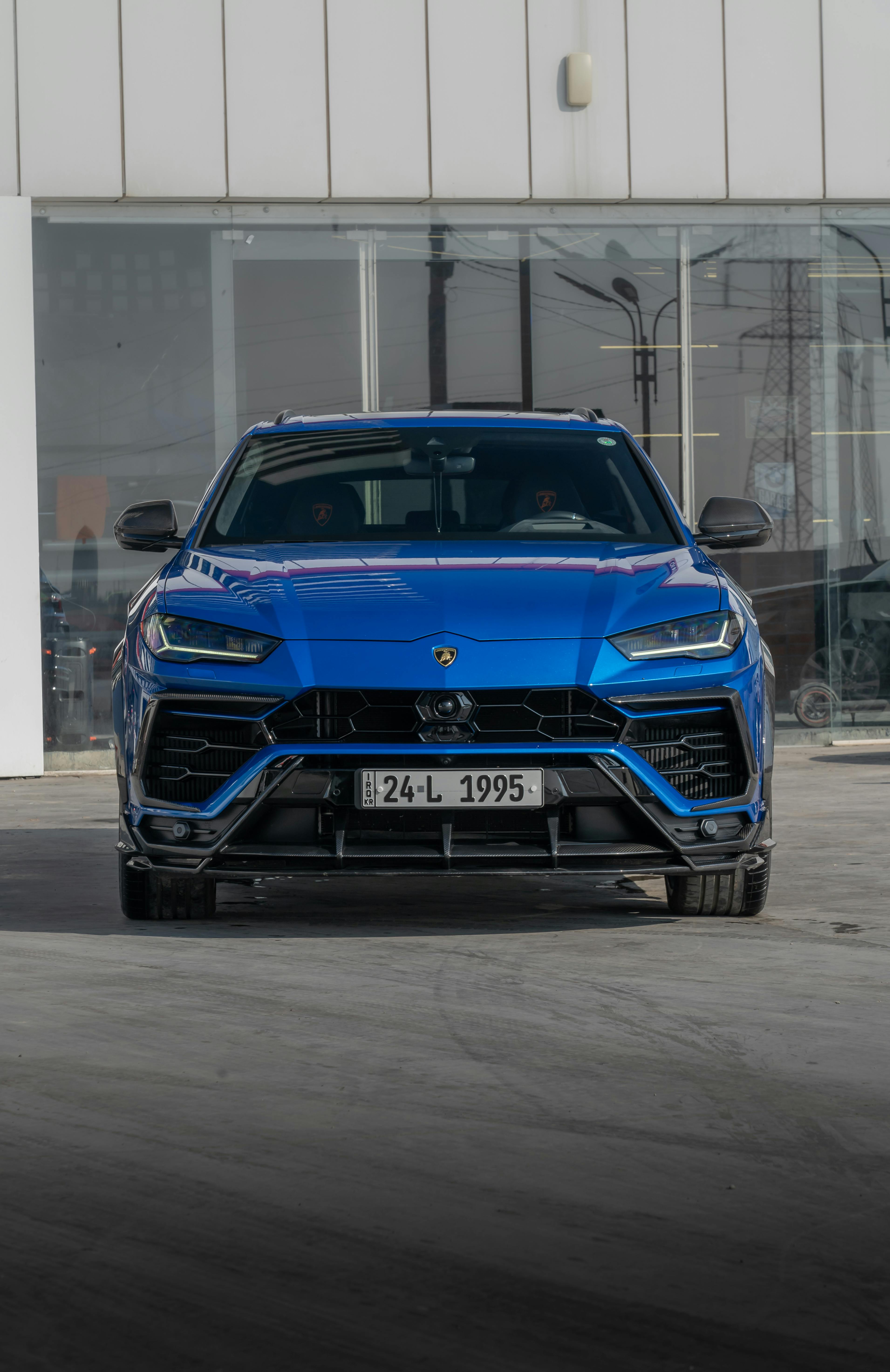 Vista Frontal Del Elegante Lamborghini Urus Azul En Un Entorno Urbano ...